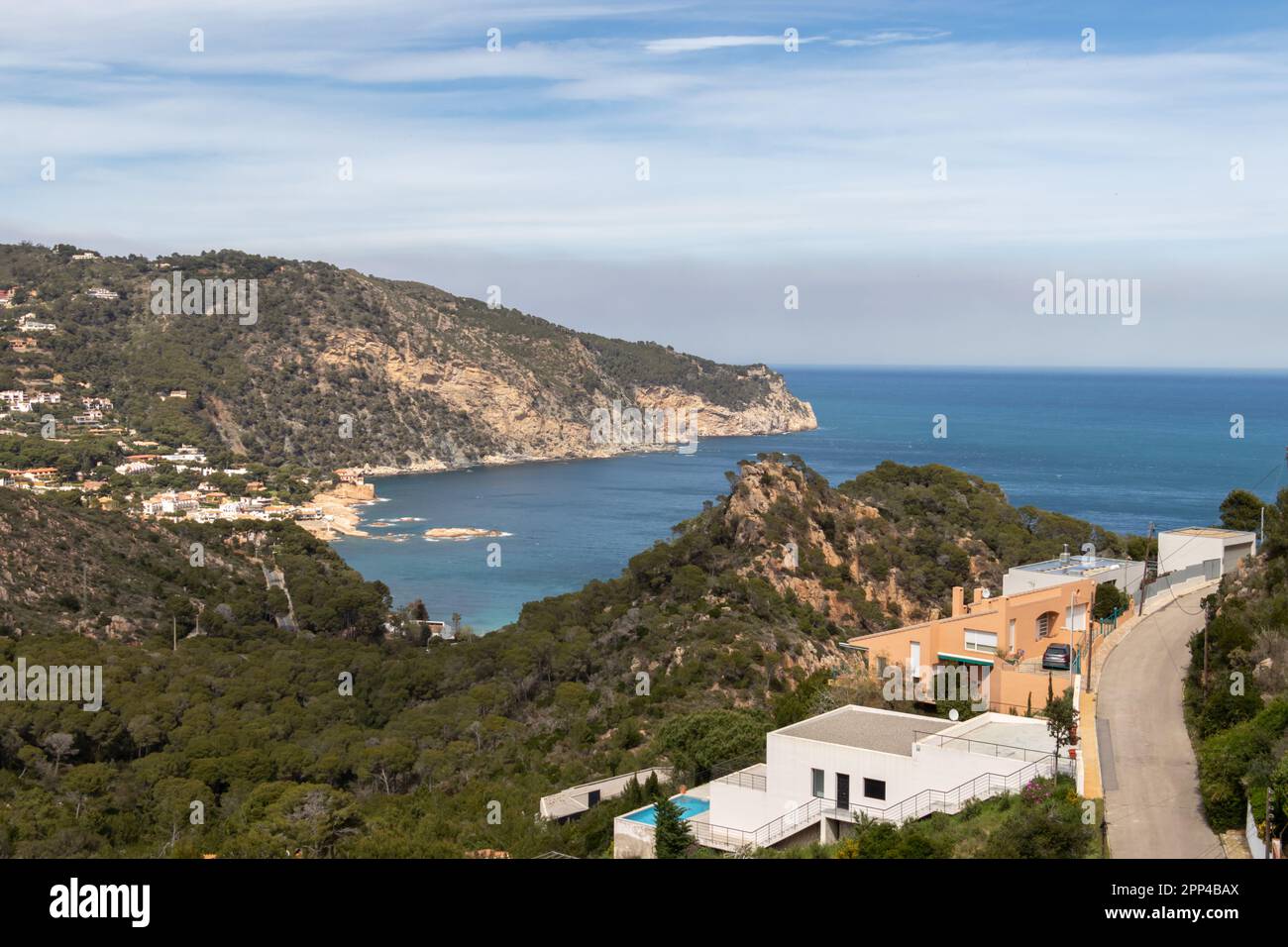 Tamariu, Spanien - 16. April 2023: Blick auf das Mittelmeer von einem ... Tamariu, Spanien - 16. April 2023: Blick auf das Mittelmeer von einem ...