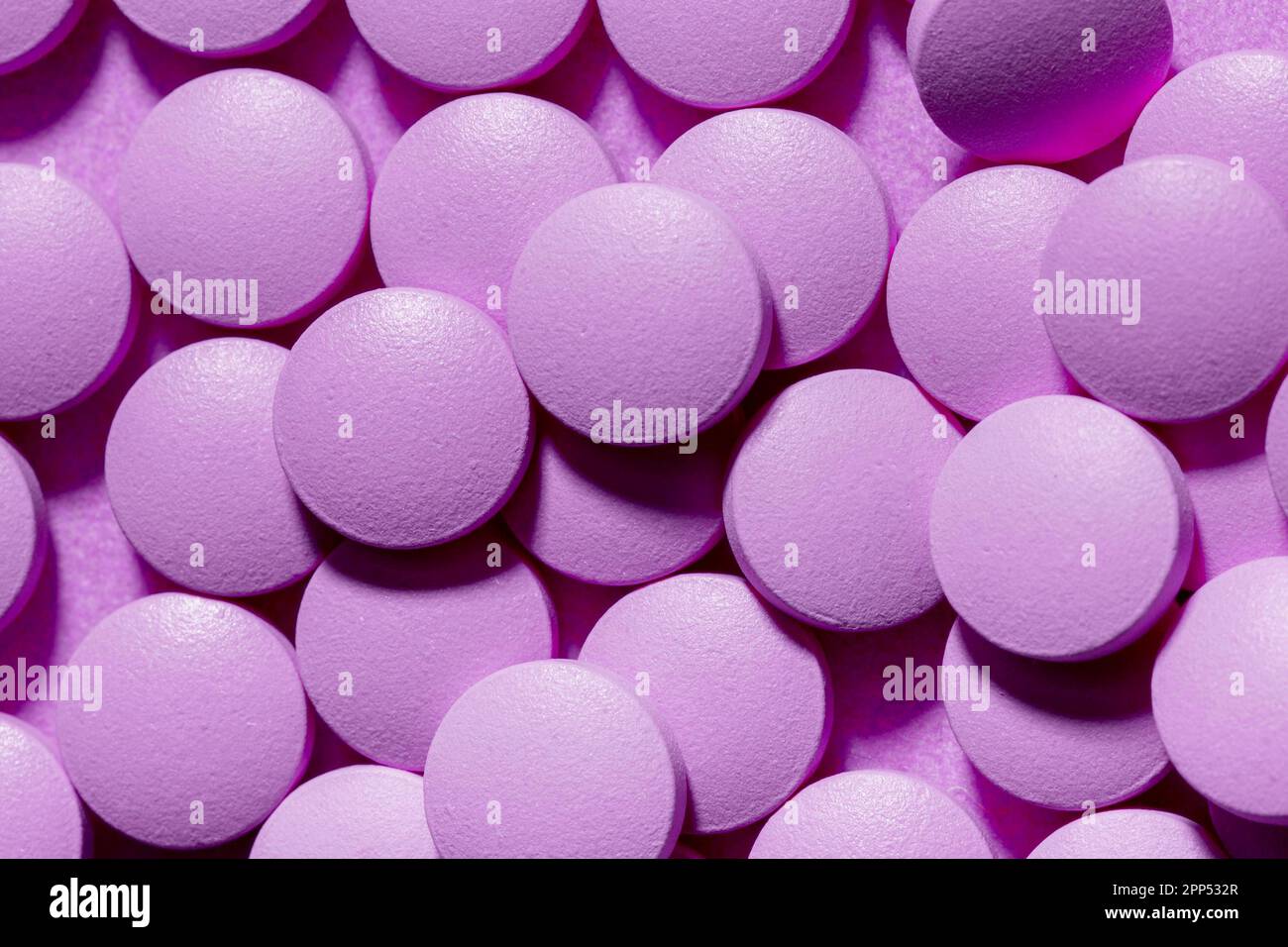 Lila background -Fotos und -Bildmaterial in hoher Auflösung – Alamy