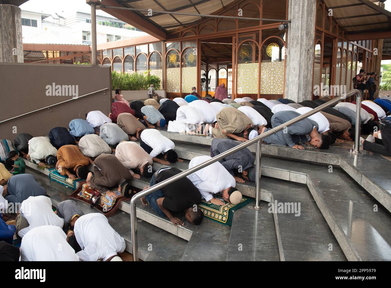 Bangkok, Thailand. 22. April 2023. Muslimische Gläubige versammeln sich, führen Eid al-Fitr (01 ...