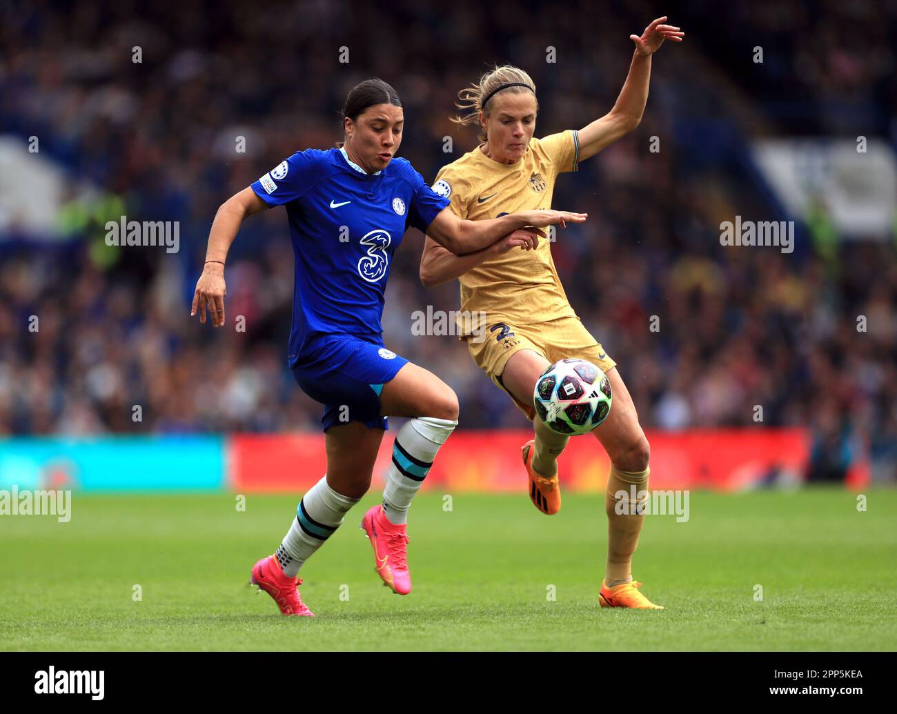Chelsea's Sam Kerr (links) und Barcelonas Irene Paredes (rechts ...