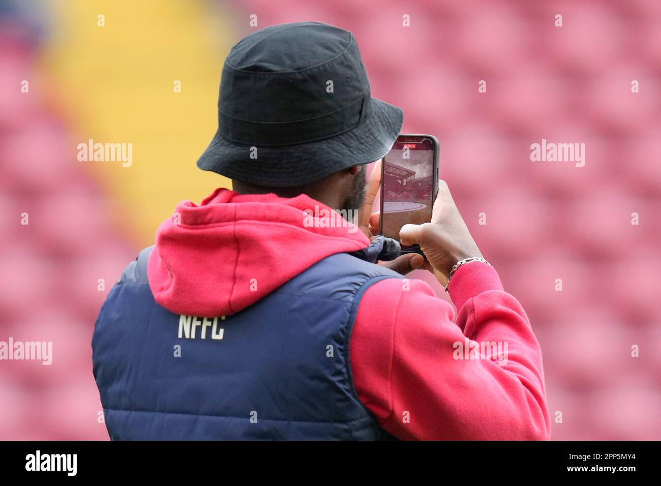 Orel Mangala #5 of Nottingham Forest macht vor dem Spiel Liverpool vs ...