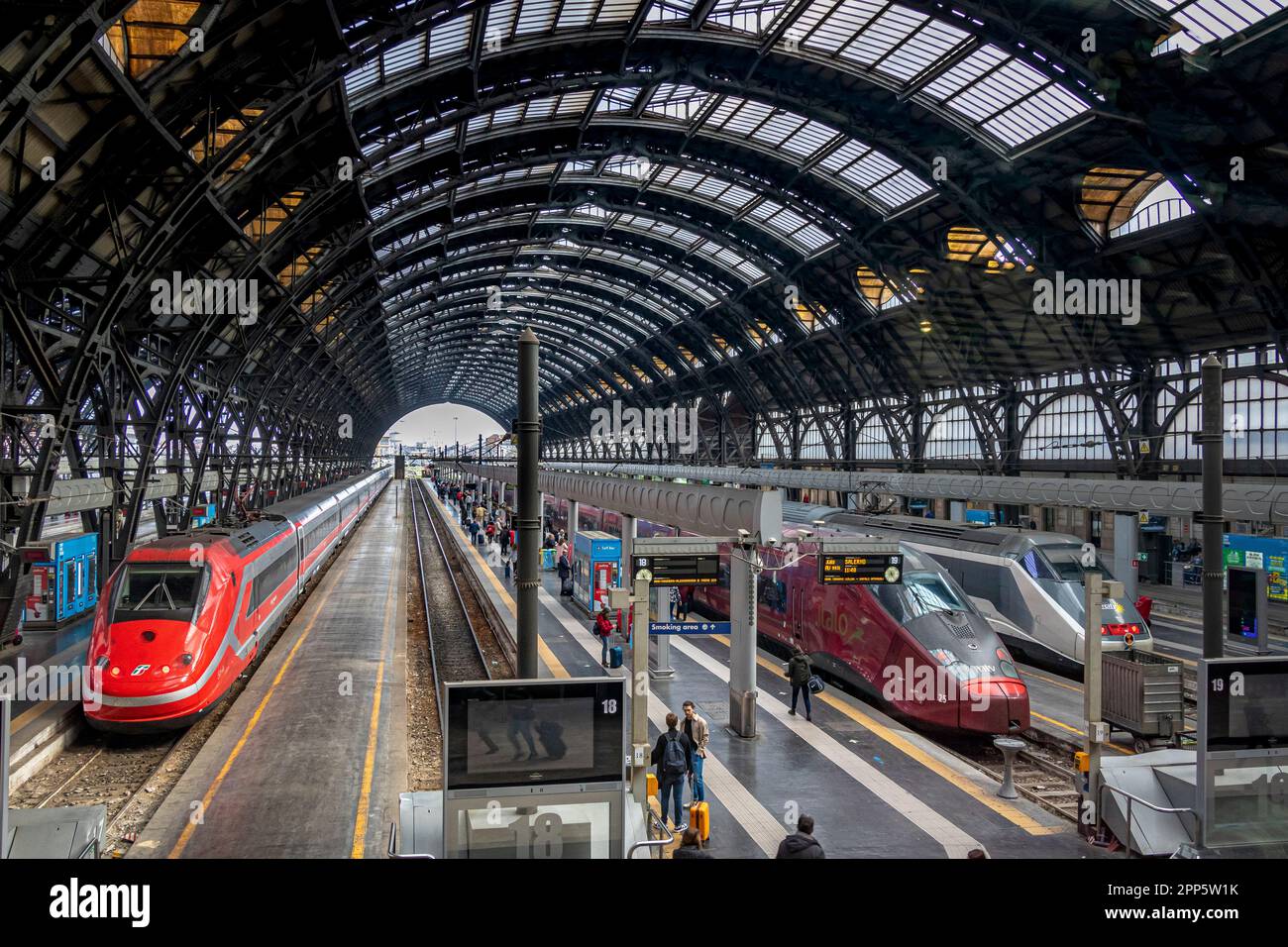 Das riesige Bogendach und die Bahnsteige am Mailänder Hauptbahnhof ...