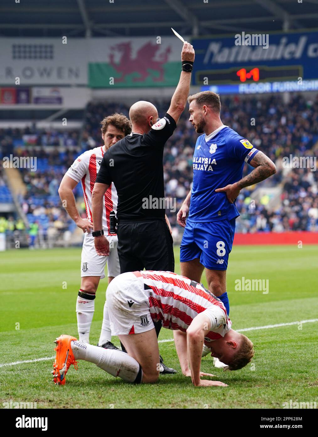 Die Joe Ralls von Cardiff City erhalten eine gelbe Karte für ein Foul ...