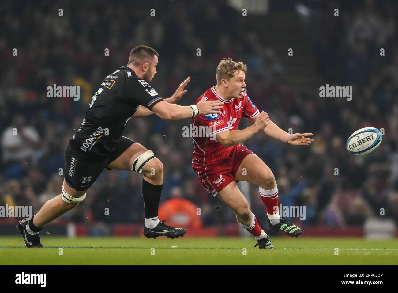 Sam Costelow of Scarlets macht eine Pause beim United Rugby ...