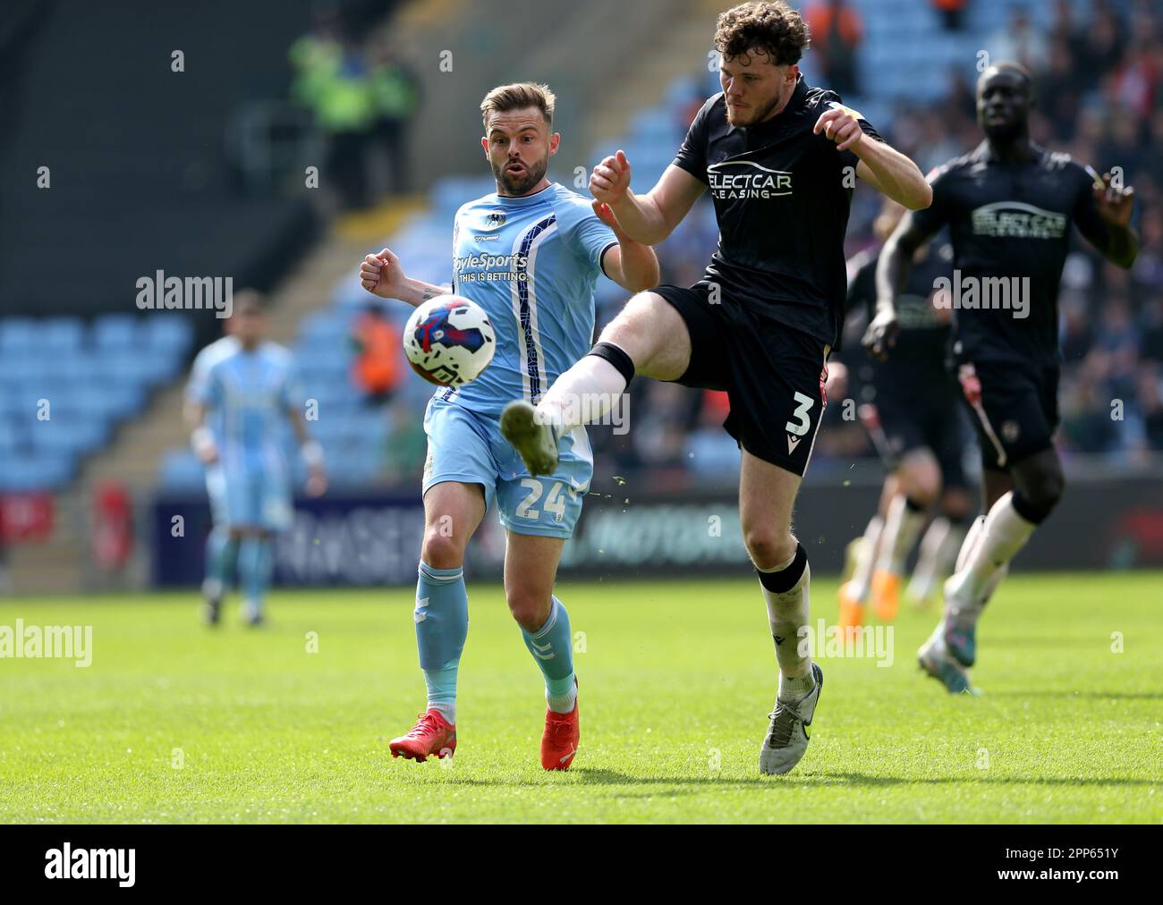 Matthew Godden von Coventry City (links) und Reading's Tom Holmes ...