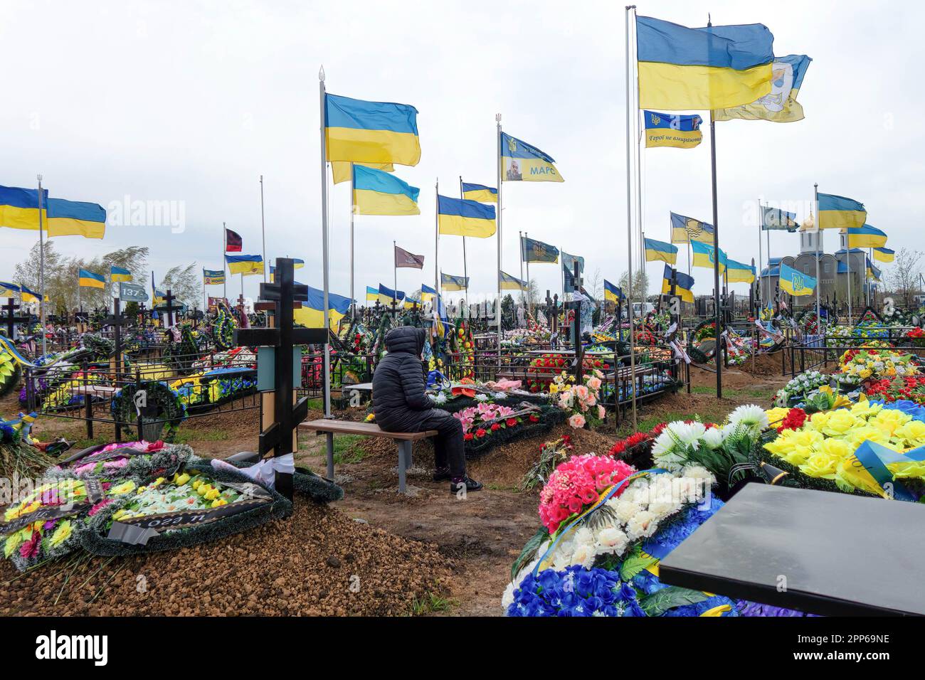 17. April 2023, Odessa, Ukraine: Blumen und ukrainische Flaggen auf den ...