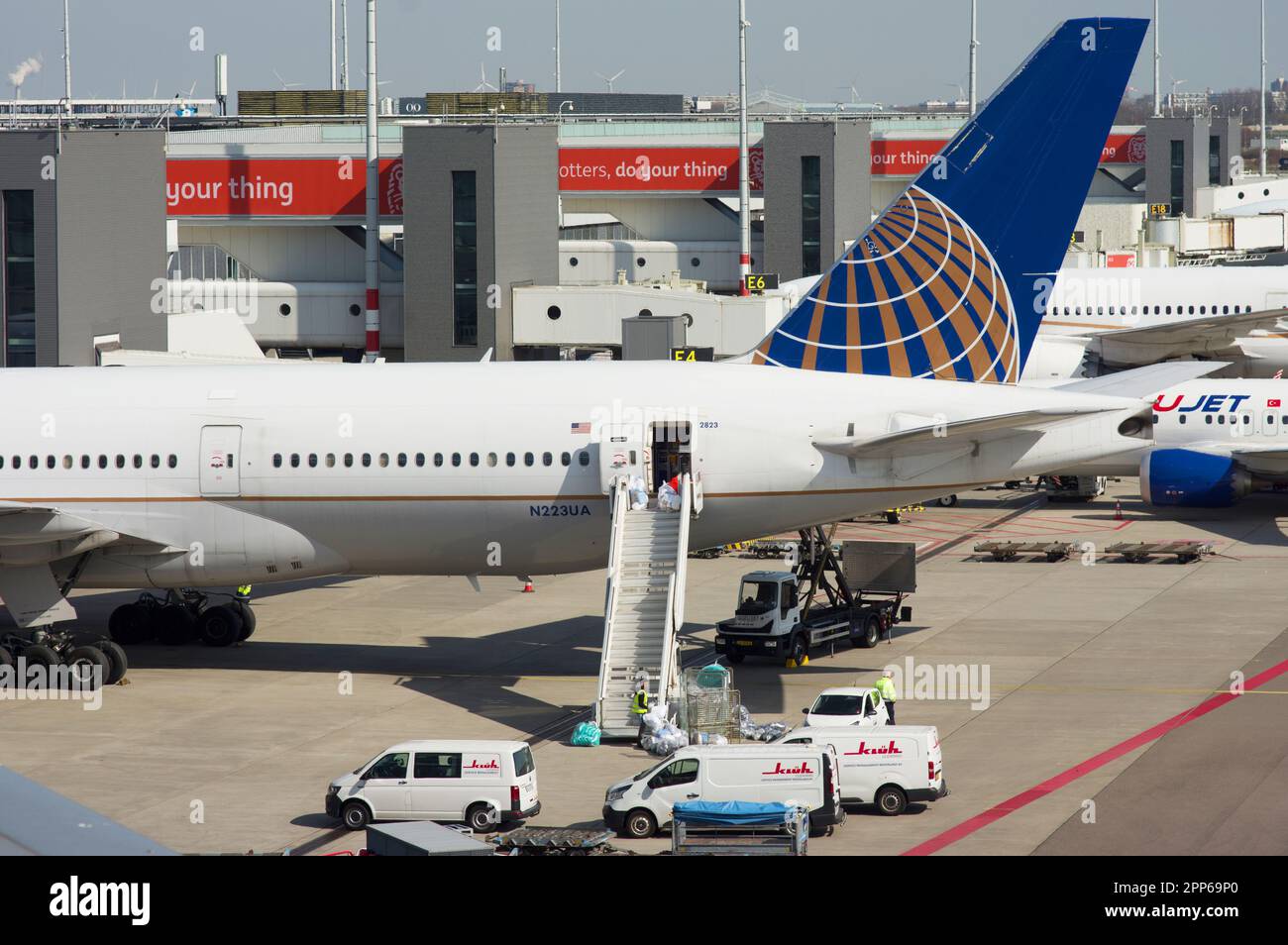Schiphol, Niederlande - 5. April 2023: Service im Flugzeug, um sich auf ...