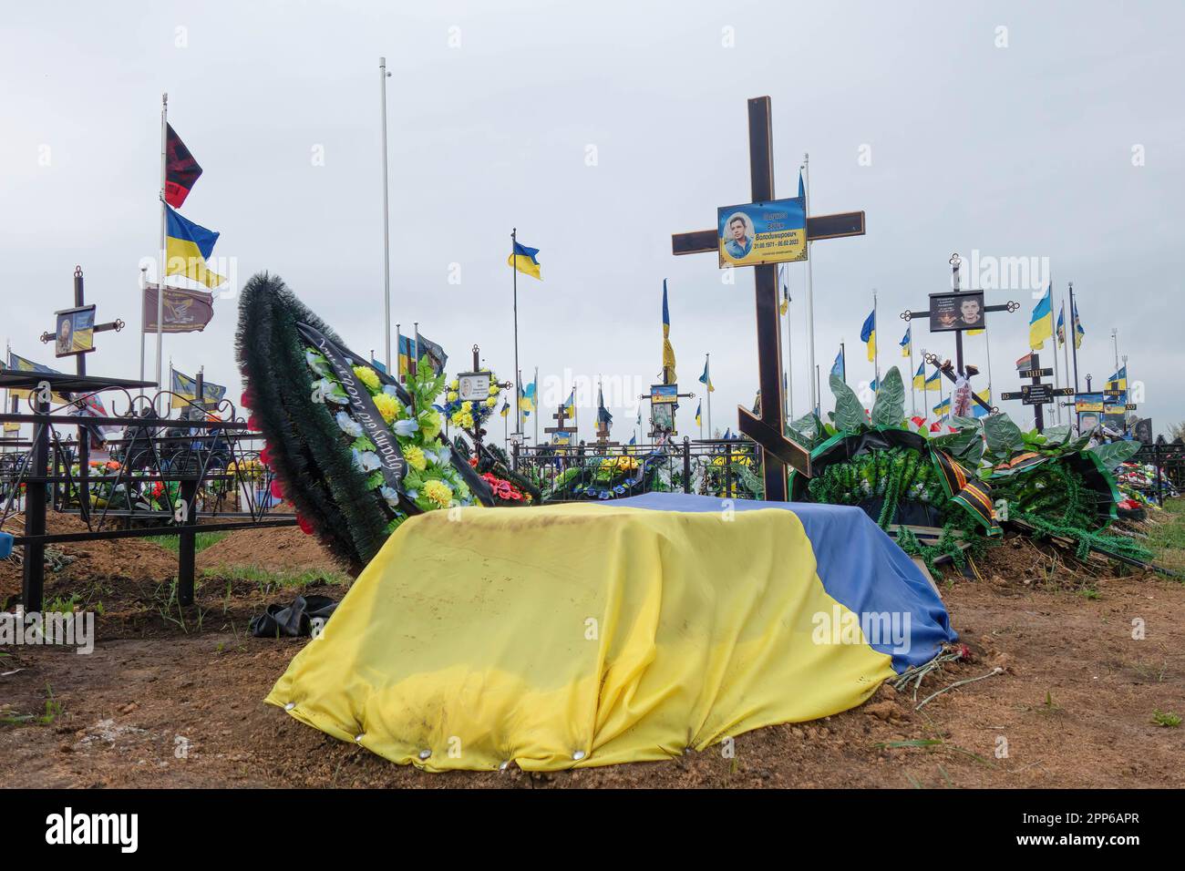 Ein Sarg, der am Vorabend der Provody (Radonitsa) auf dem westlichen ...