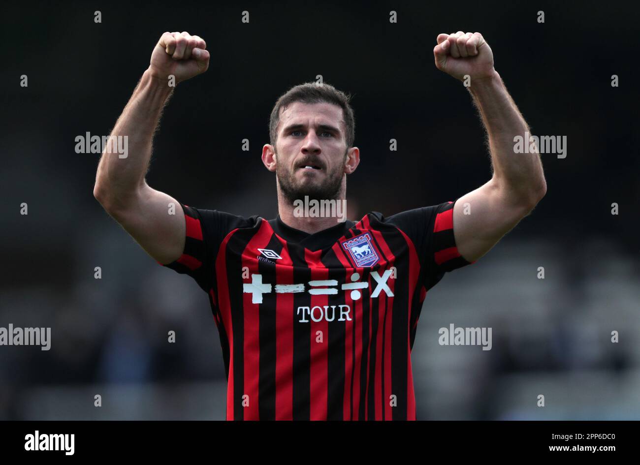 Der Dominic Ball von Ipswich Town feiert den Sieg seiner Seite im Spiel ...