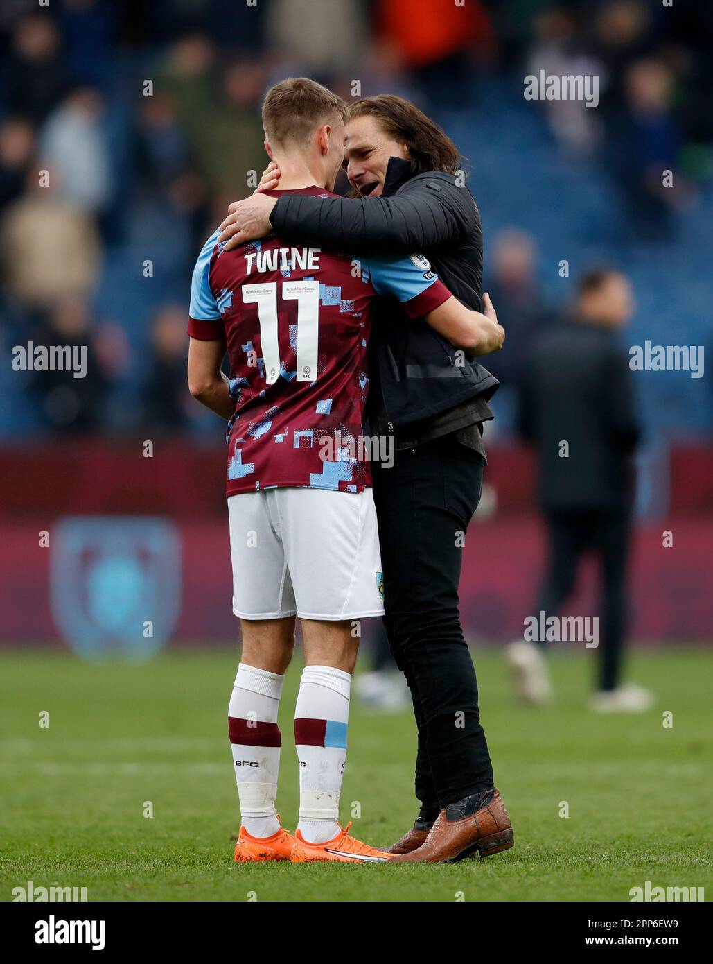Queens Park Rangers Manager Gareth Ainsworth spricht mit Scott Twine ...