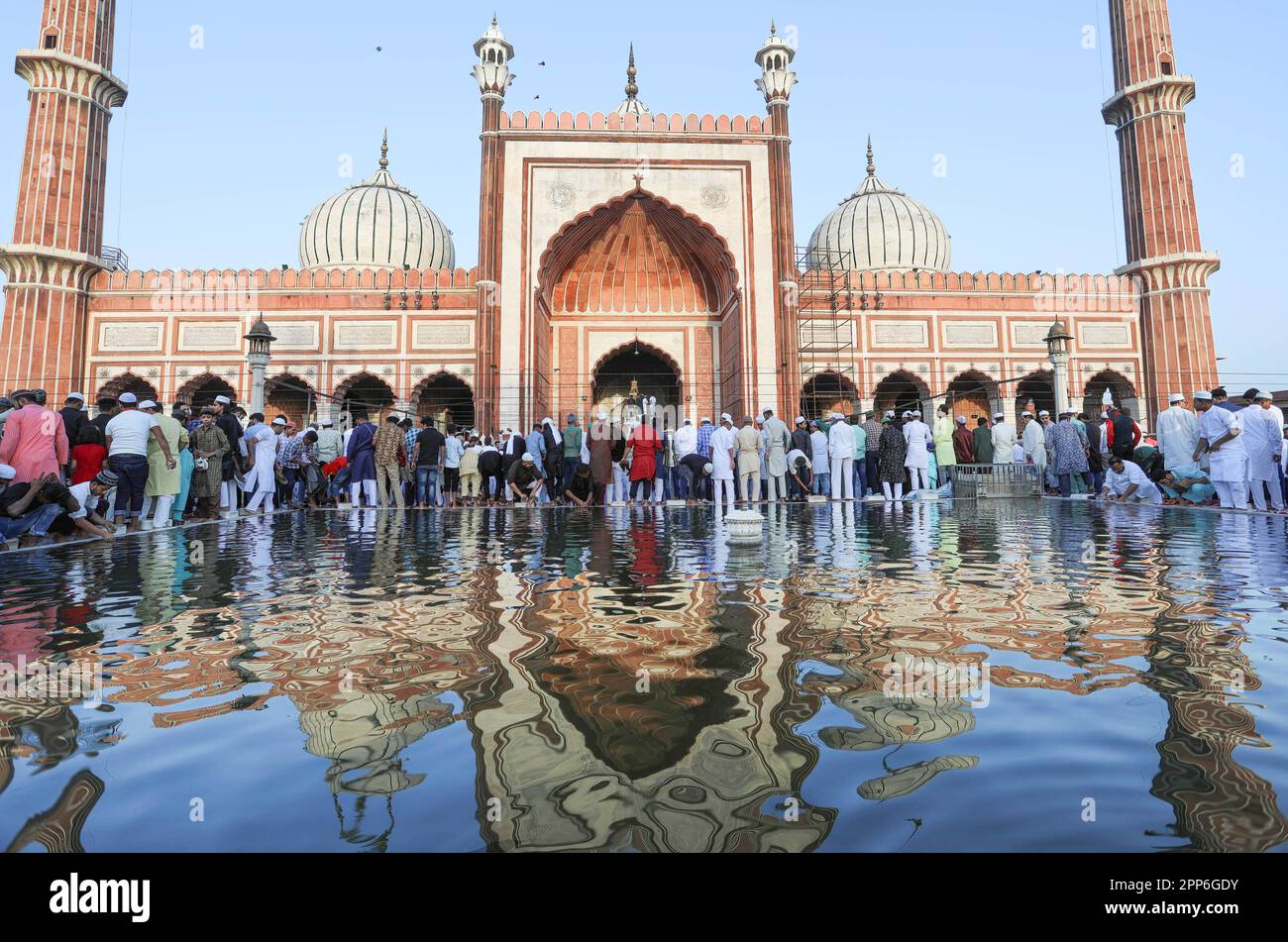 Muslimische Anhänger besuchen die Eid al-Fitr Gebete in der historischen Moschee Jama Masjid in ...