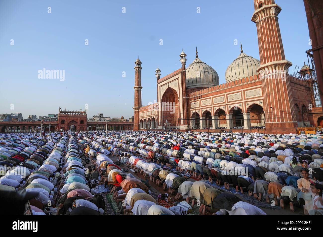 In der historischen Moschee Jama Masjid in Neu-Delhi bieten muslimische Anhänger Eid al-Fitr ...