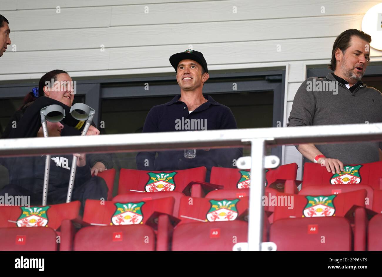 Wrexham Miteigentümer Rob McElhenney auf den Tribünen vor dem Spiel der ...