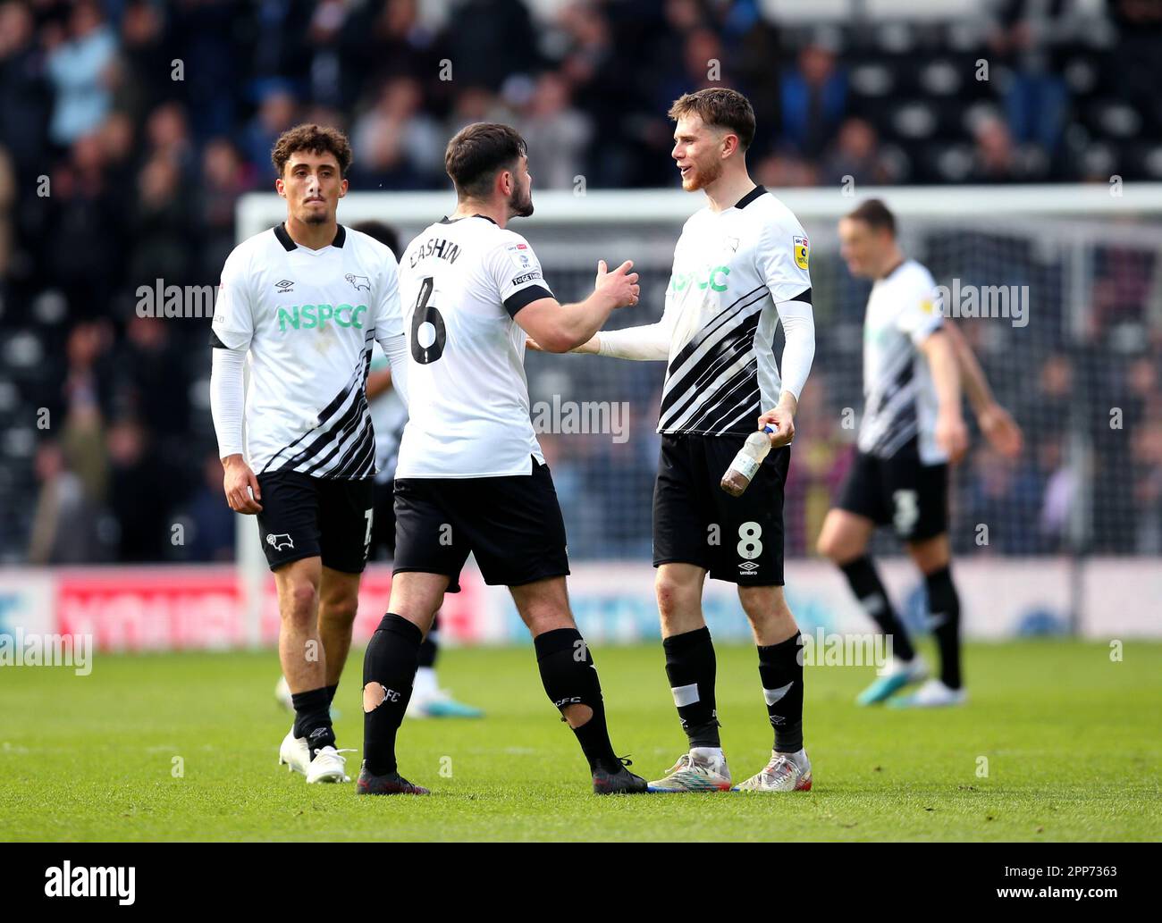 Eiran Cashin aus Derby County spricht am Ende des Spiels der Sky Bet ...