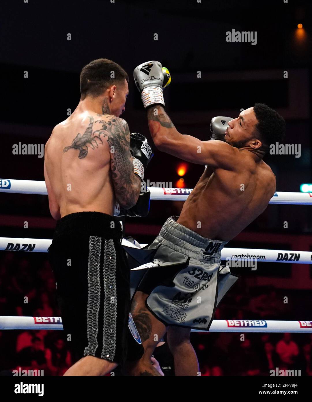 Zelfa Barrett (rechts) und Jason Sanchez im Kampf mit dem Super Feather ...