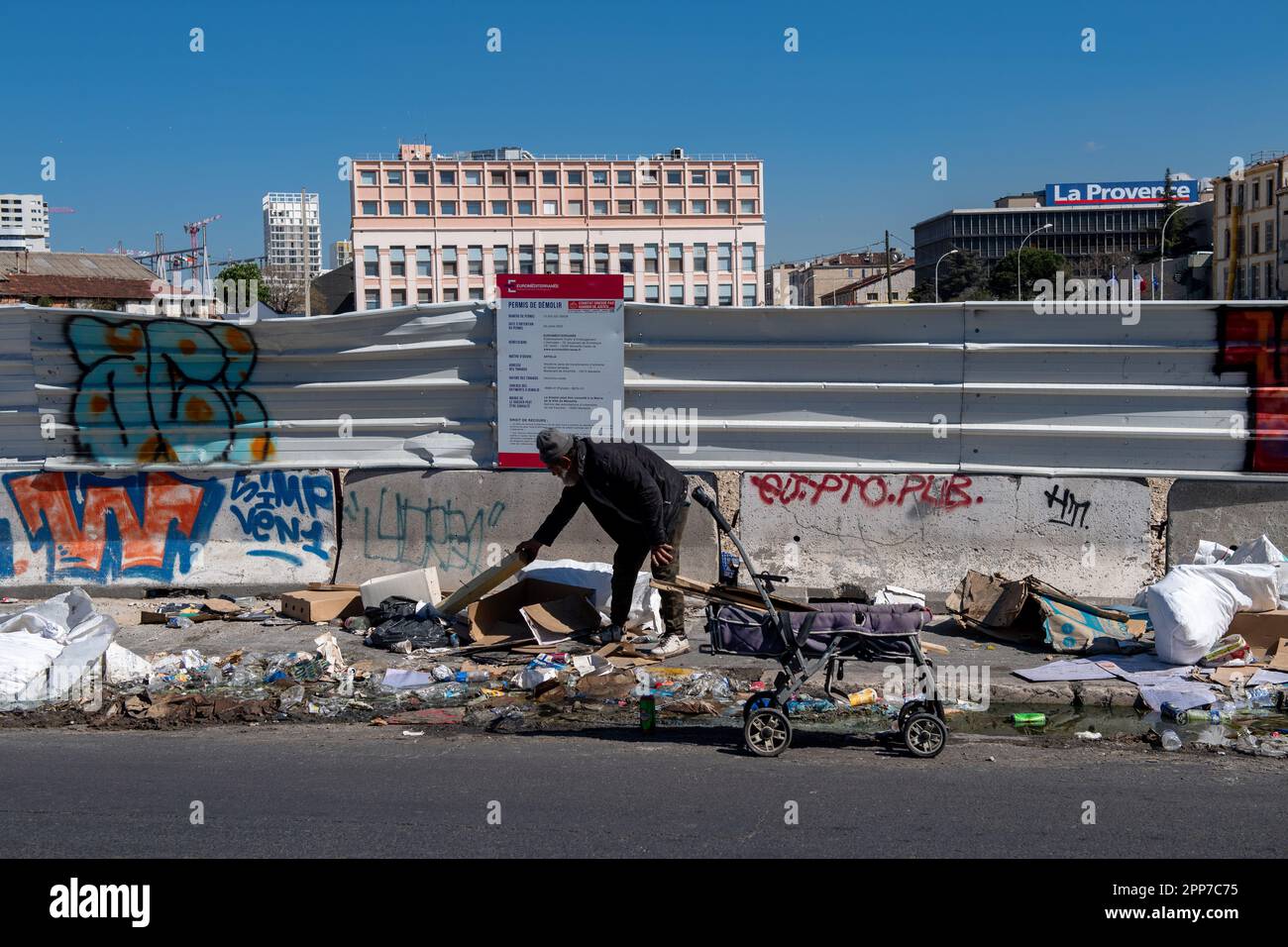 Blick auf die ehemalige Elendsstadt Rue Cazemajou in Marseille, die ...