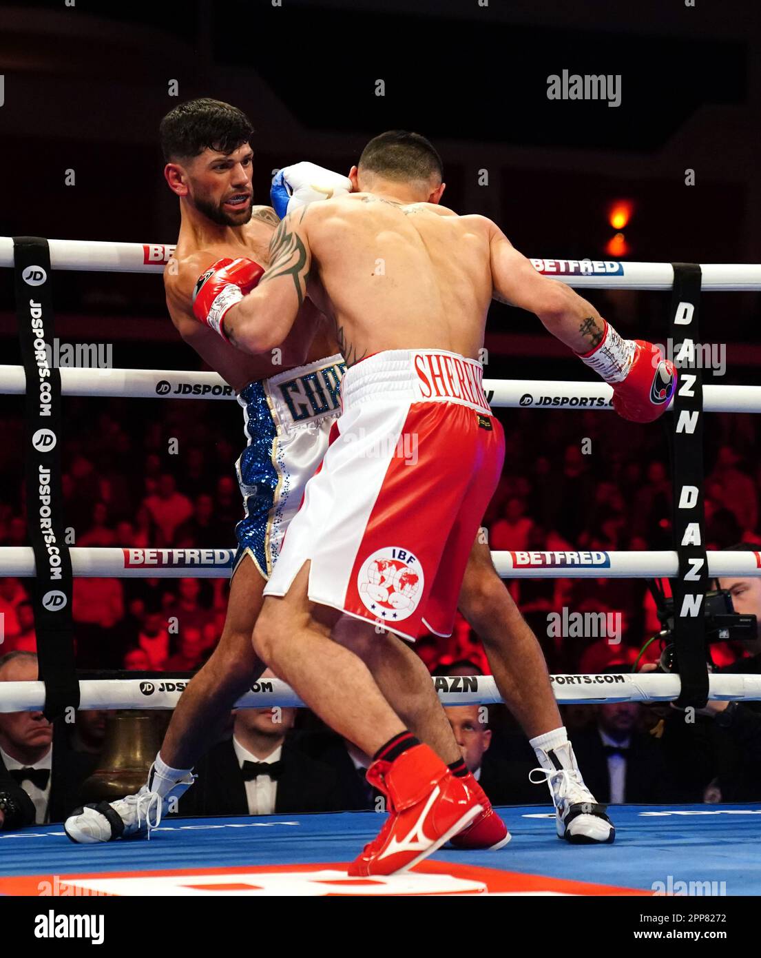 Joe Cordina (links) und Shavkatdzhon Rakhimov in der IBF World Super Feather Gewichtskämpfe in ...
