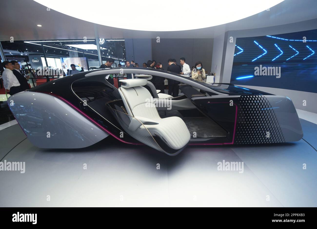 SHANGHAI, CHINA - 18. APRIL 2023 - Besucher erleben das neue ...