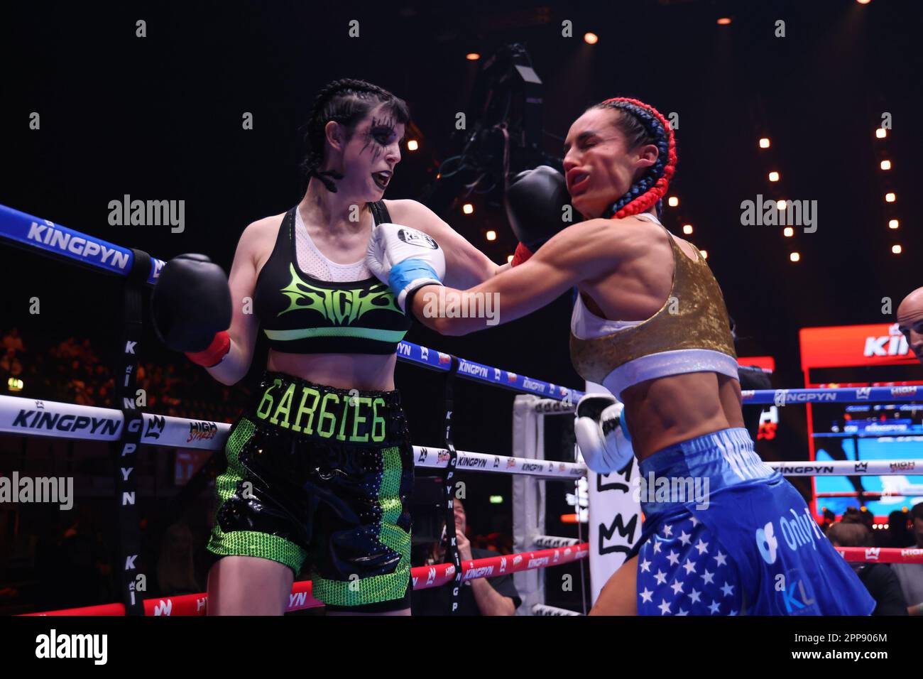 LONDON, UK – APRIL 22: Avery Pongracz kämpft gegen Whitney Johns in ...