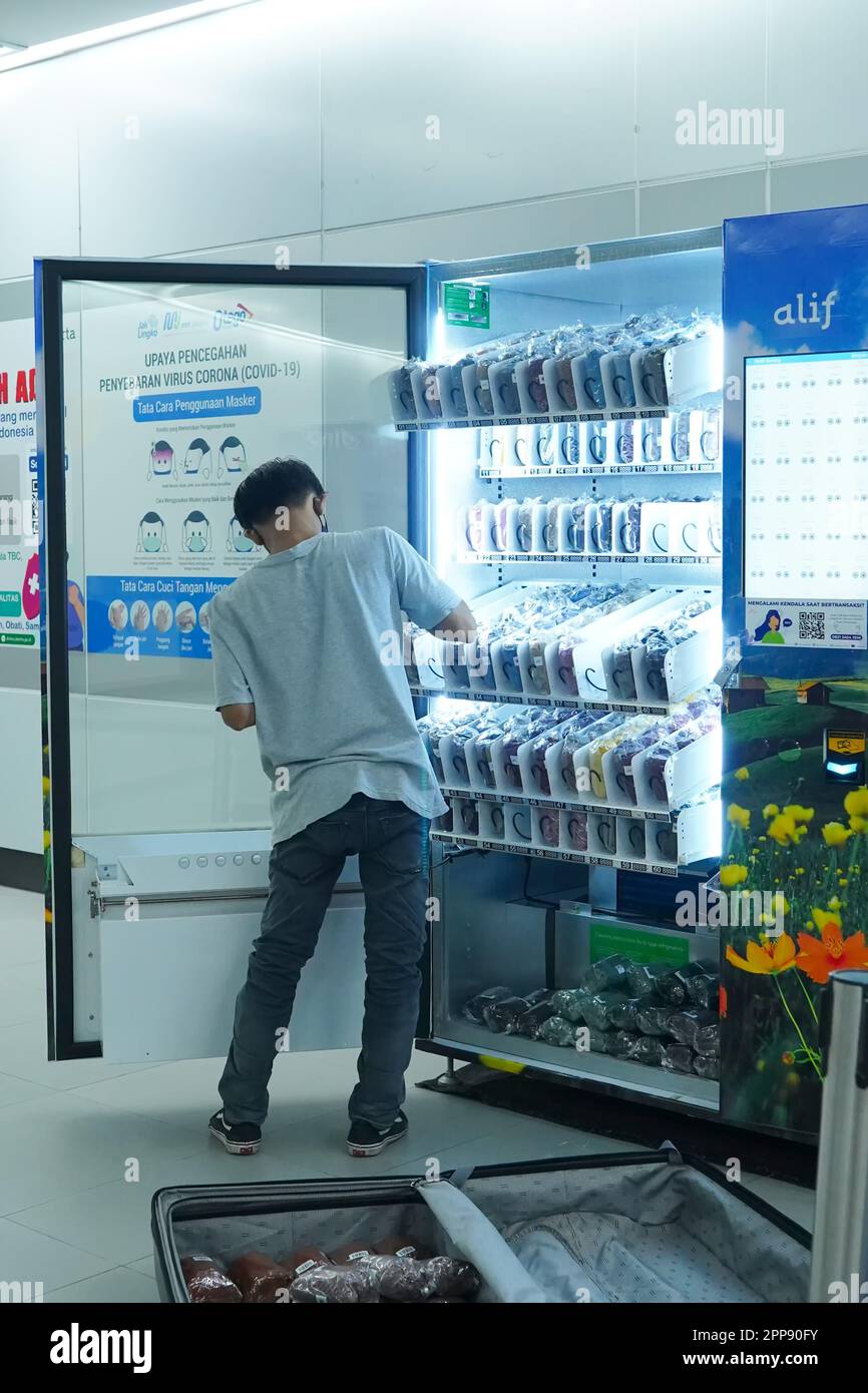 Jakarta, Indonesien. 20. April 2023. Ein junger Mann füllt die Sachen ...