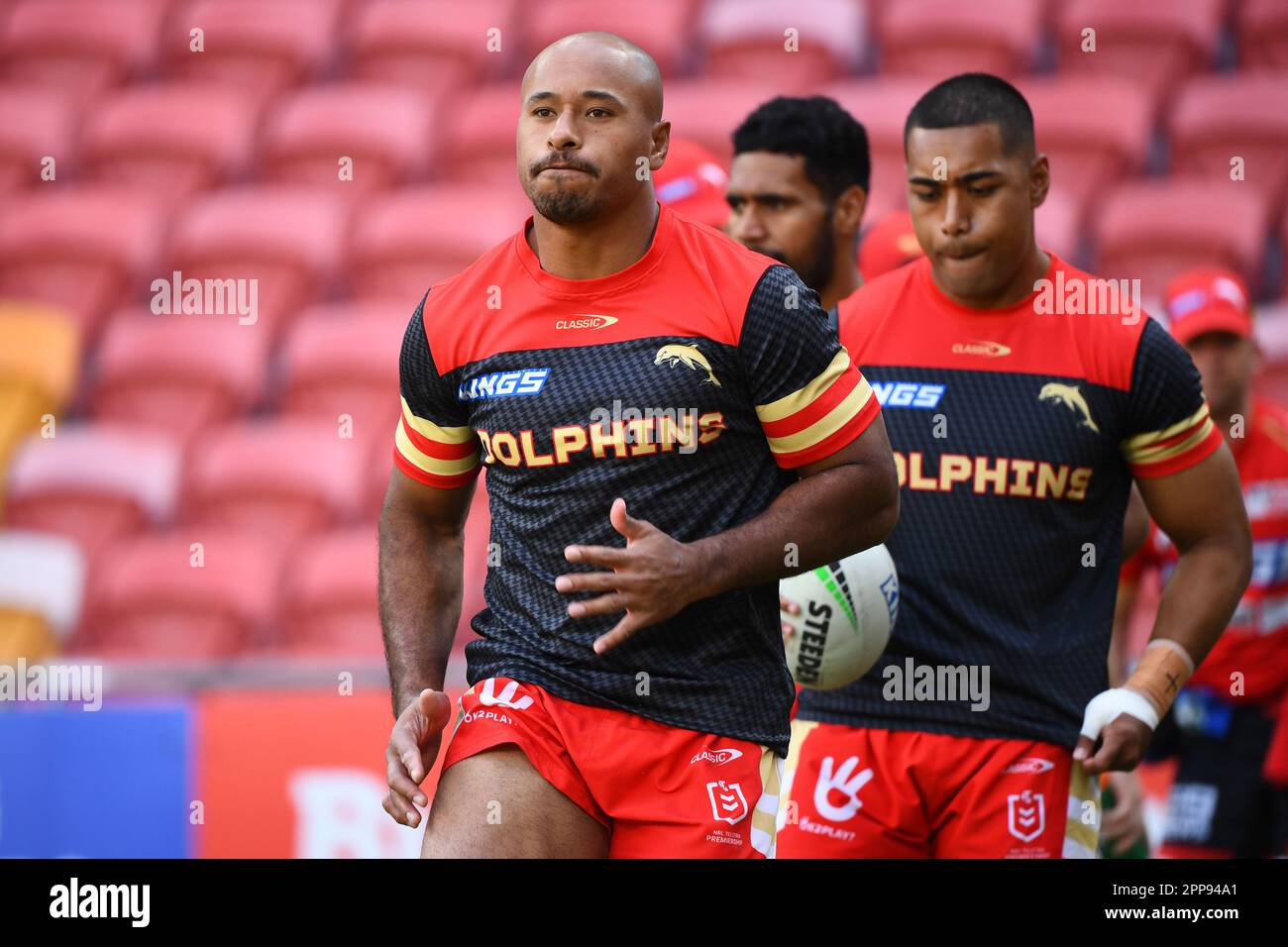 Felise Kaufusi of the Dolphins wärmt sich vor dem NRL Round 8 Match ...