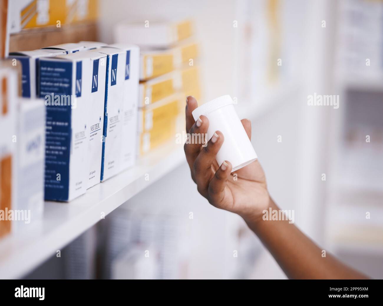 Einkaufen, Medizin oder Hand der Person mit Pillen oder ...