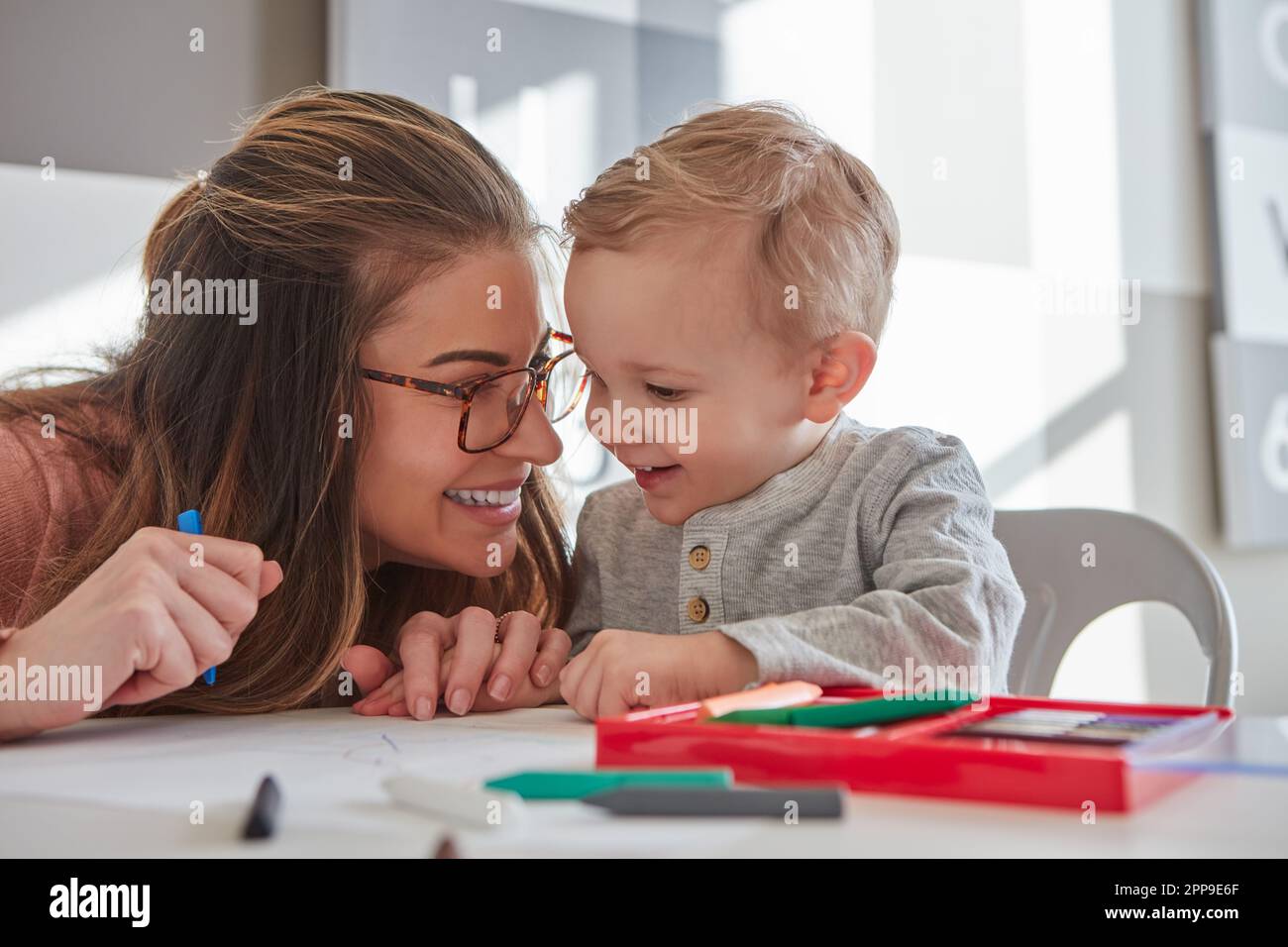 Wir hatten beide so viel Spaß mit den Buntstiften. Eine Frau und ihr ...