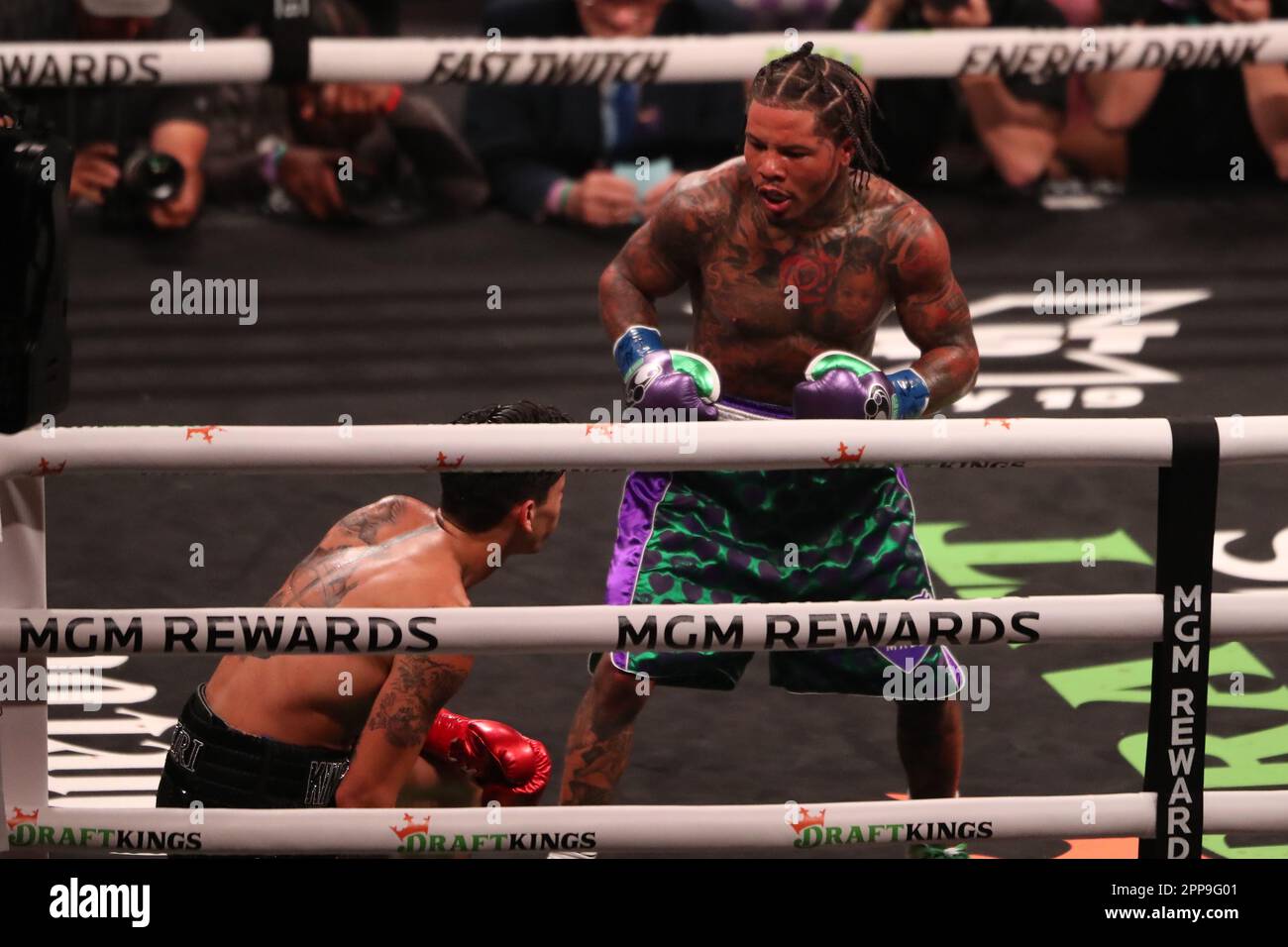 LAS VEGAS, NEVADA -22. April: (L-R) Ryan Garcia ist auf dem Boden ...