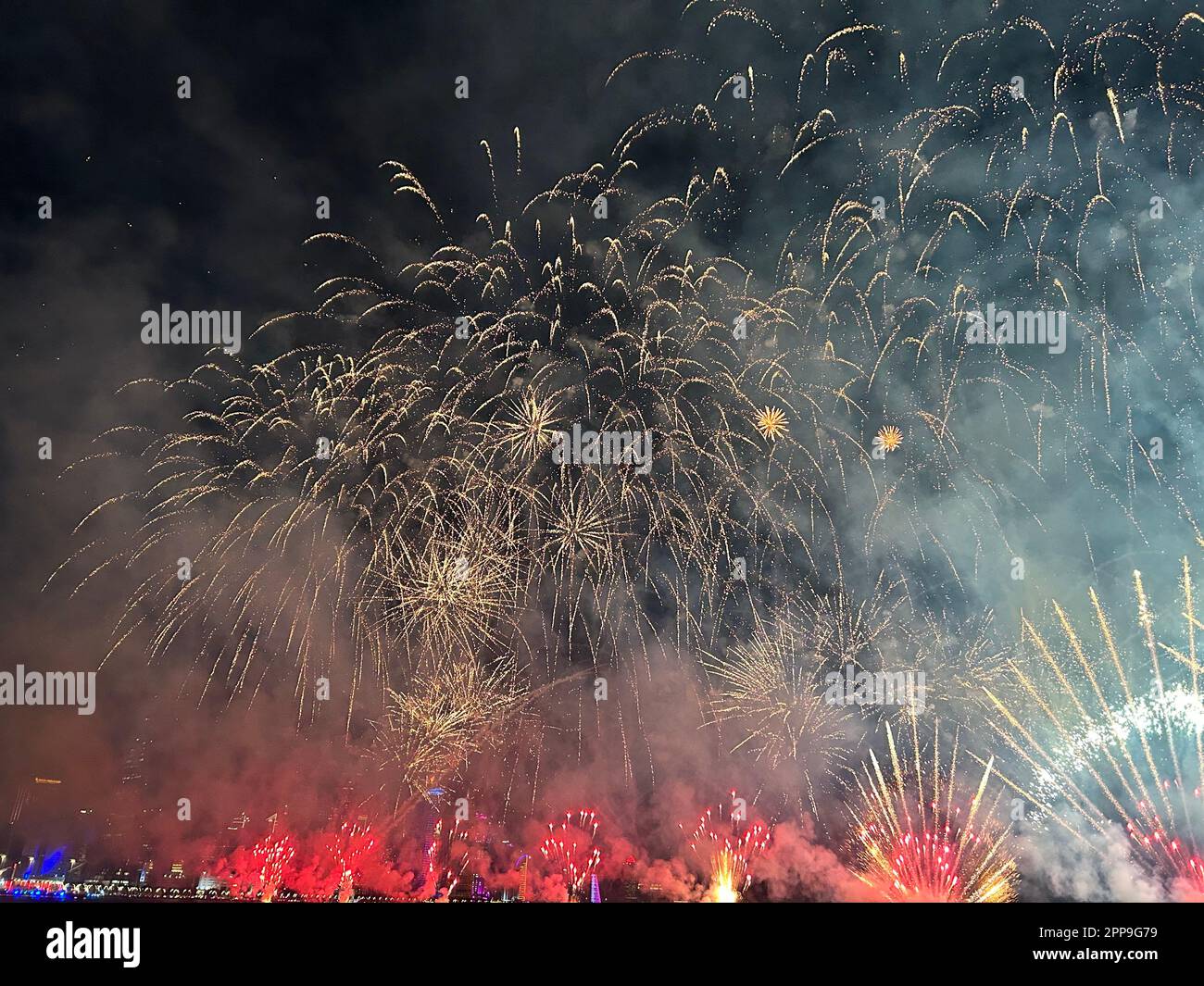 Doha, Katar. 22. April 2023. Am 22. April 2023 erstrahlt ein Feuerwerk ...