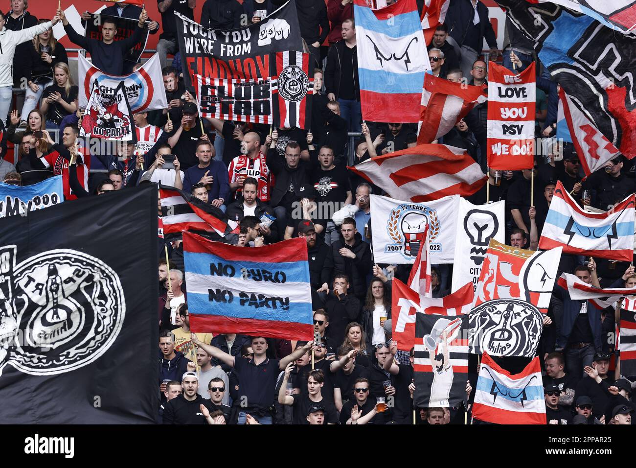EINDHOVEN - PSV-Fans während des niederländischen Premier-League-Spiels ...