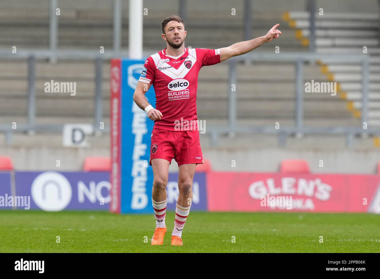 Ryan Brierley #1 von Salford Red Devils ruft Anweisungen während des ...