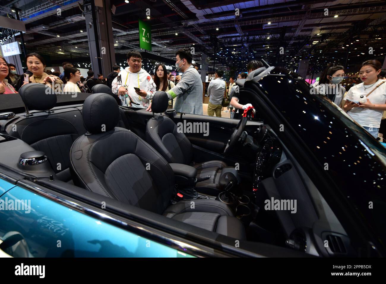 SHANGHAI, CHINA - 21. APRIL 2023 - das MINI-CABRIO von BMW ist auf der ...