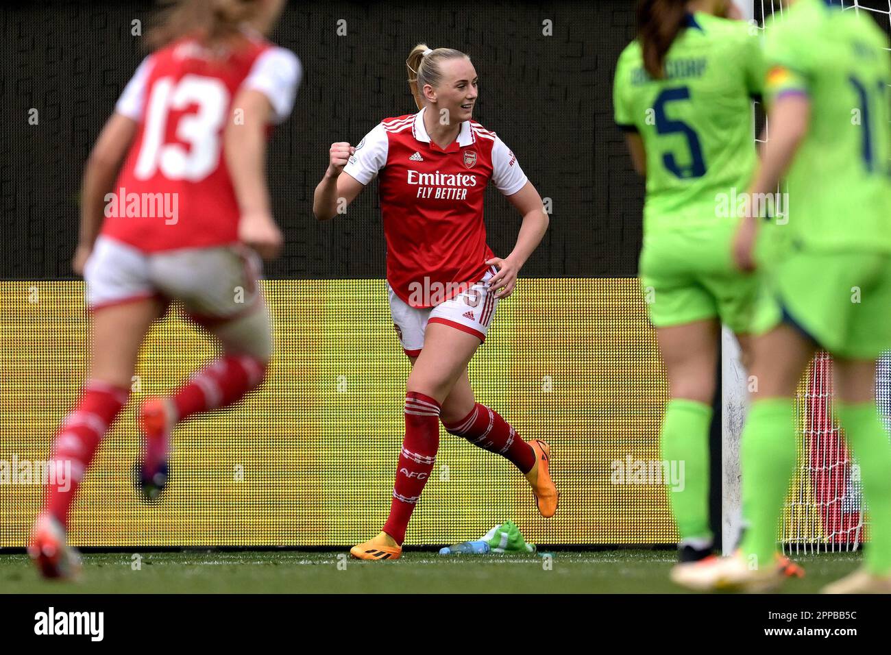 WOLFSBURG - Stina Blackstenius von der Arsenal WFC feiert die 2-2 während des Halbfinalspiels ...