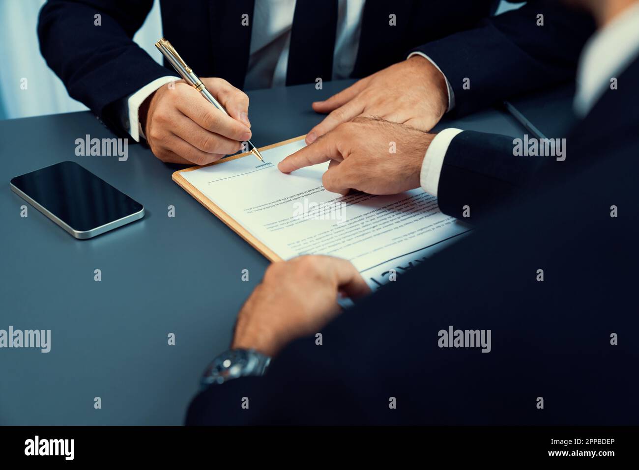 Nahaufnahme Hand unterzeichnet Vertragsdokument mit Stift ...