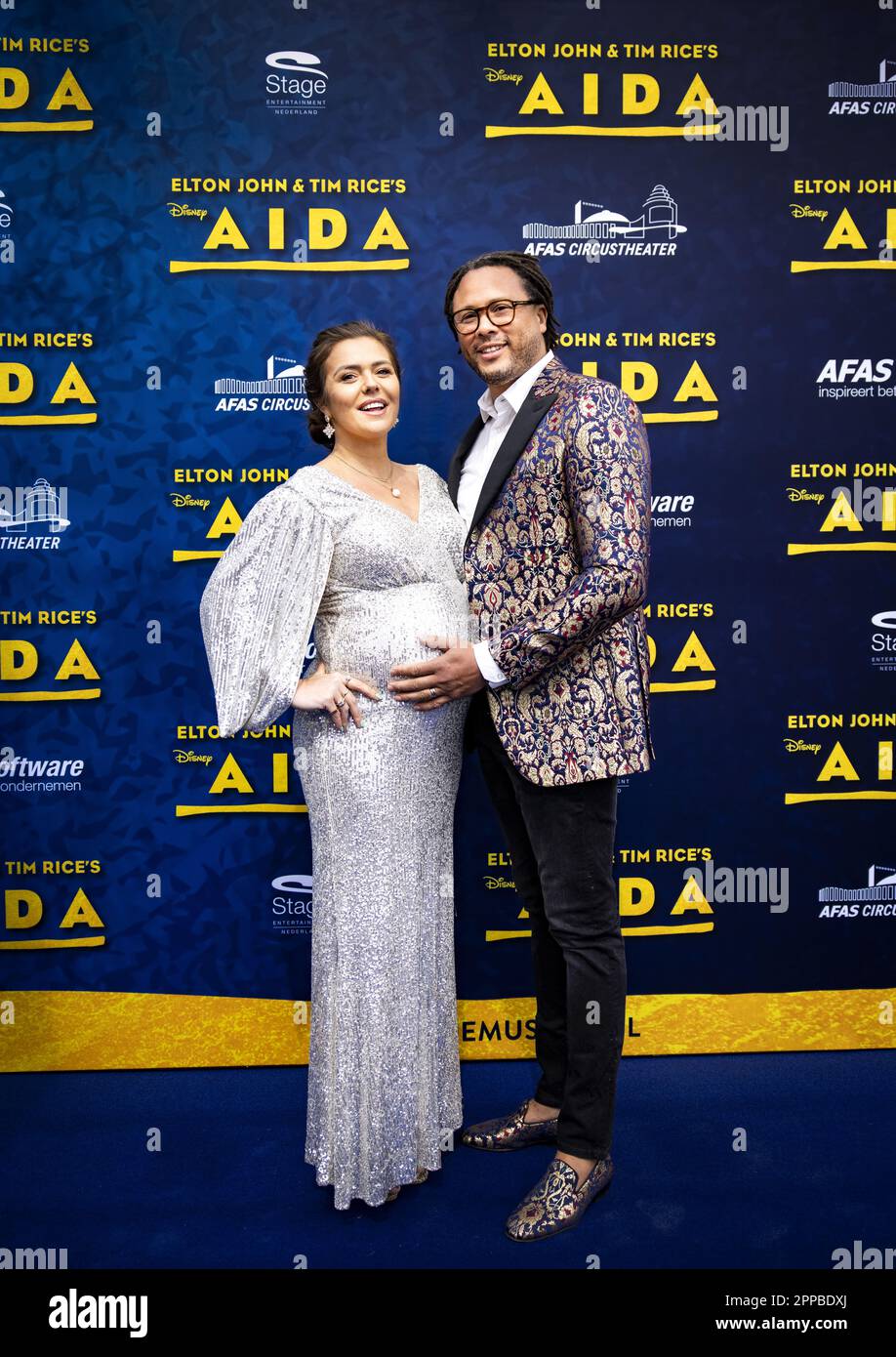 SCHEVENINGEN - Laura Ponticorvo mit einer Freundin auf dem roten ...