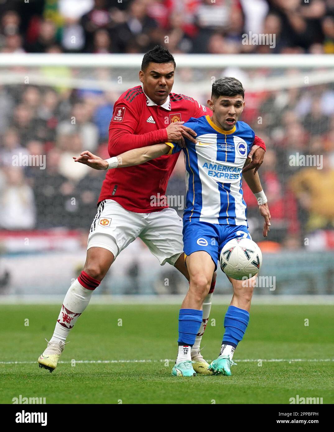 Manchester United's Casemiro (links) und Brighton und Hove Albion Julio ...