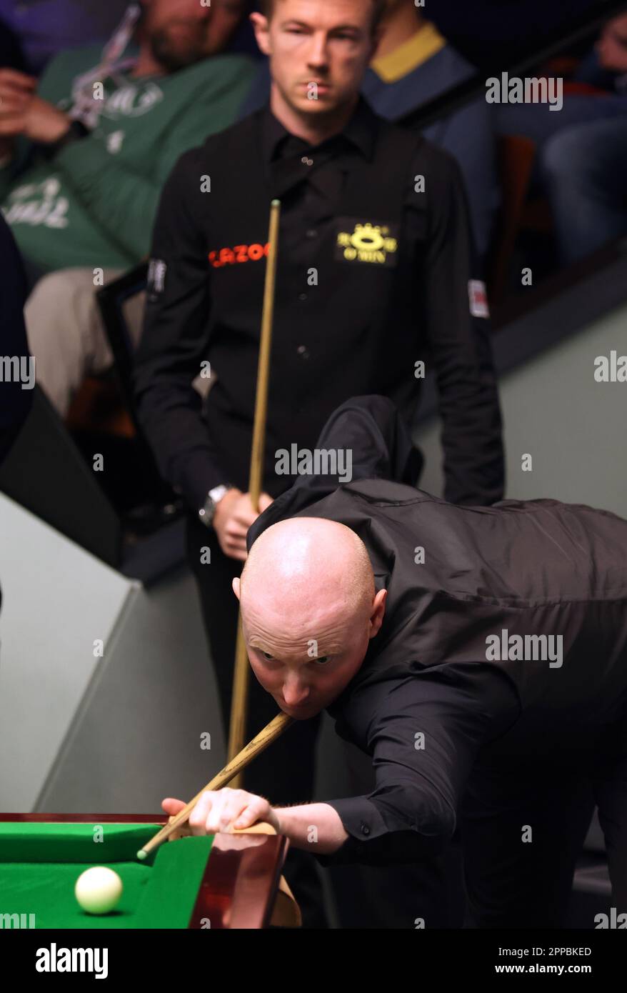Anthony McGill (Front) und Jack Lisowski am 9. Tag der Cazoo Snooker ...