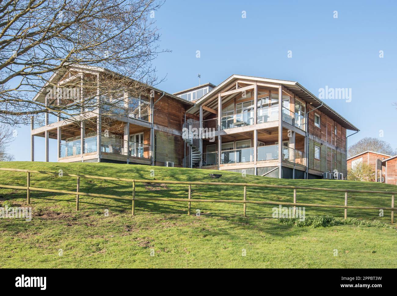 Stoke by Nayland Golf Resort hat ein Hotel und Spa, aber auch eine ...