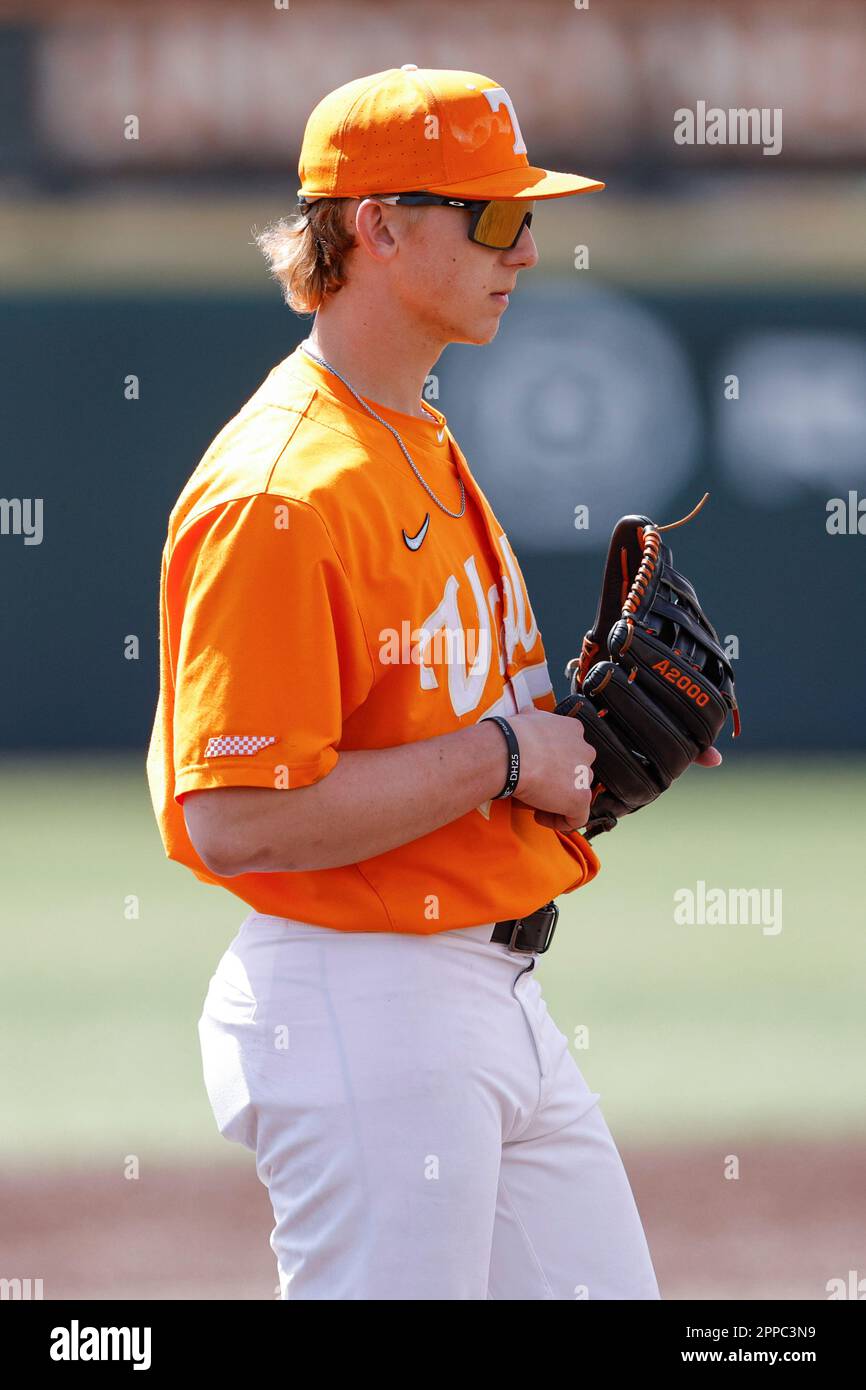 Tennessee Volunteers third baseman Zane Denton (44) on defense against ...