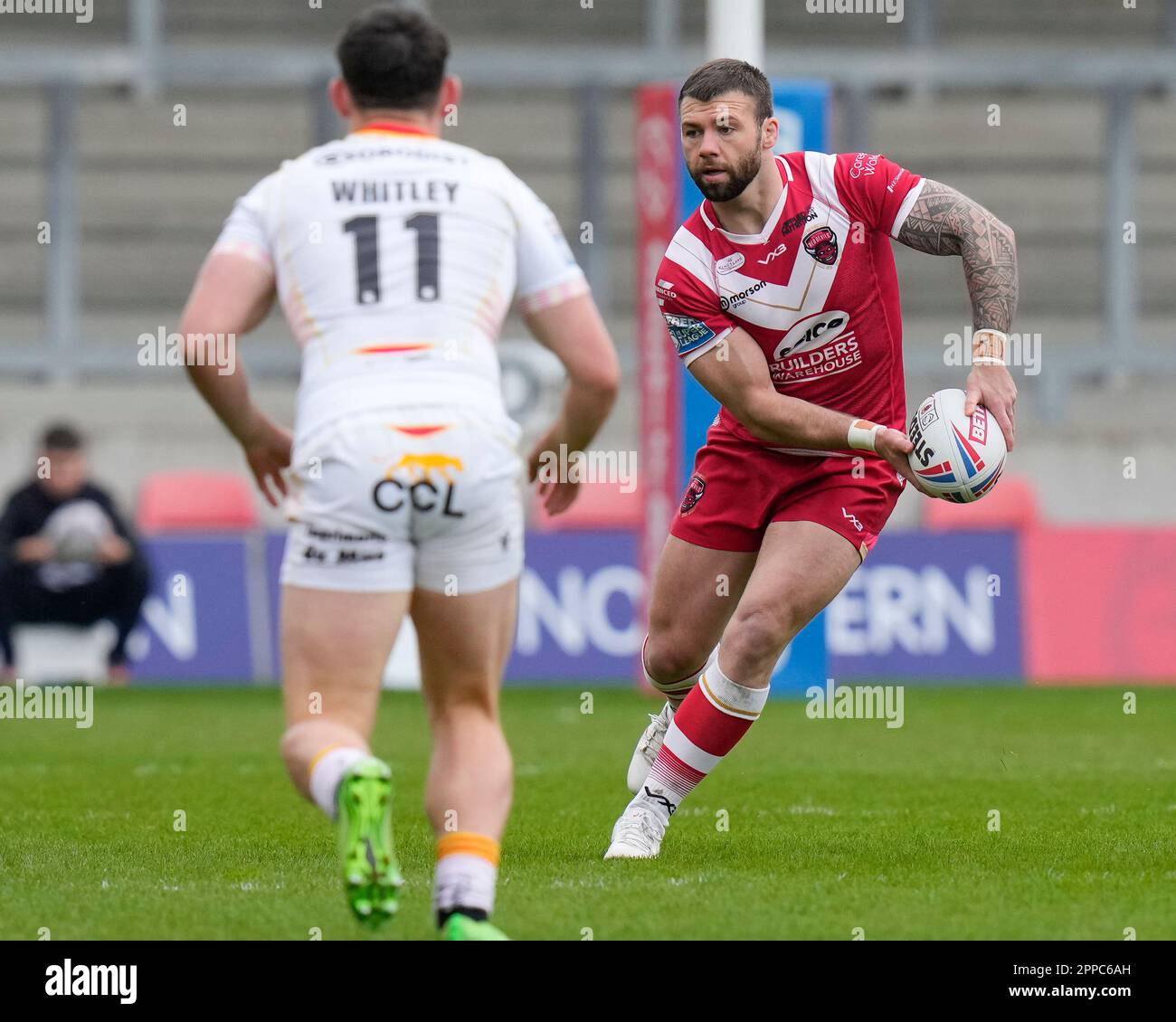 Andy Ackers #9 von Salford Red Devils während des Spiels Salford Red ...