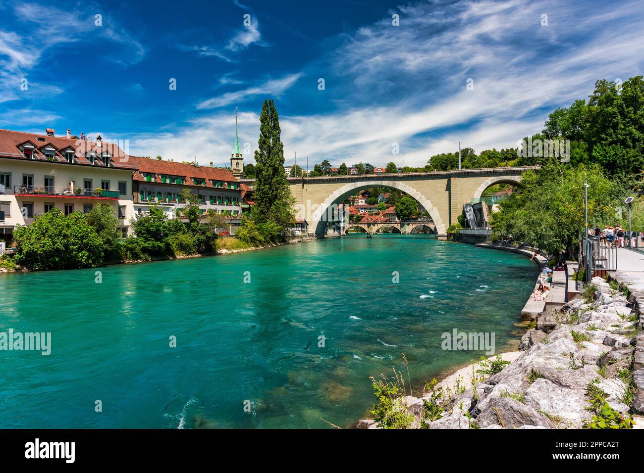 Blick auf die Altstadt von Bern und die Nydeggbrücke über den Fluss ...
