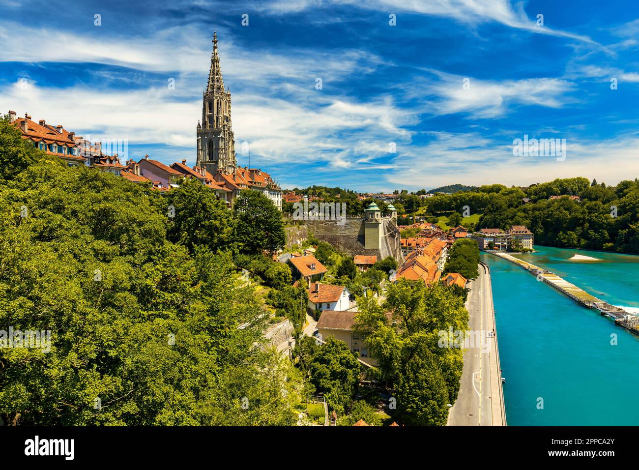 Blick auf die Altstadt von Bern und die Nydeggbrücke über den Fluss ...