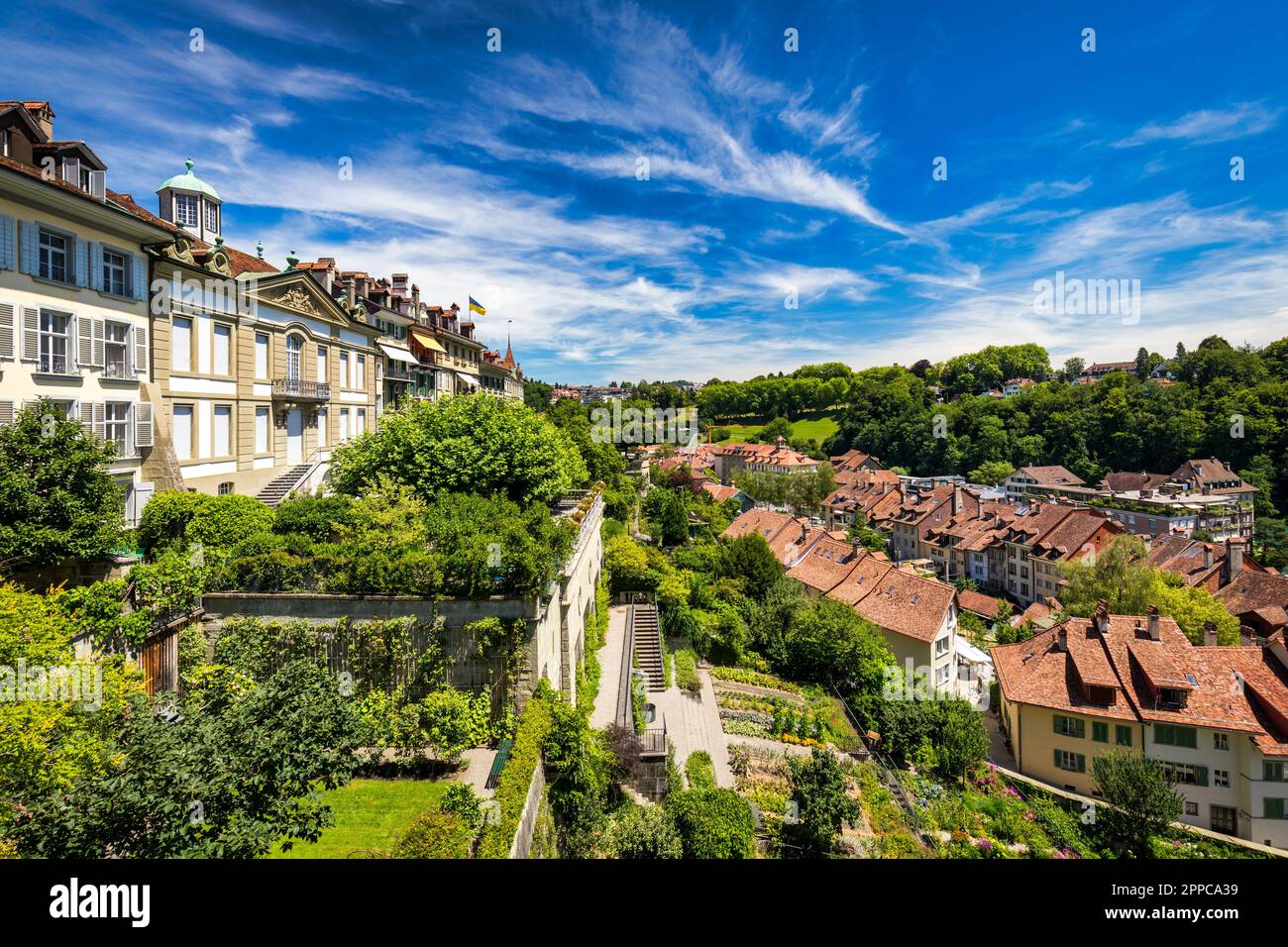 Blick auf die Altstadt von Bern und die Nydeggbrücke über den Fluss ...