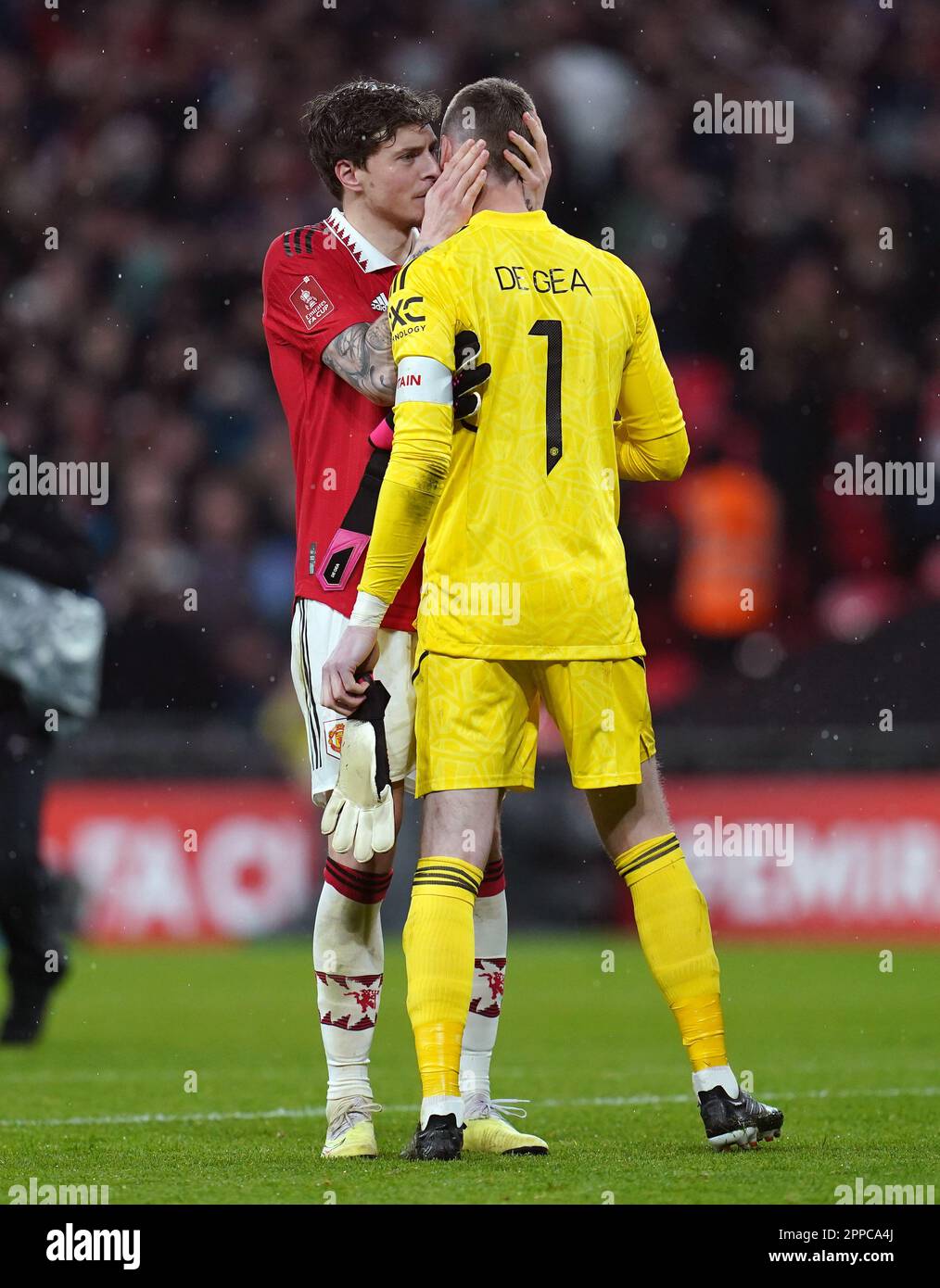 Victor Lindelof von Manchester United küsst den Torwart David de Gea ... Victor Lindelof von Manchester United küsst den Torwart David de Gea ...