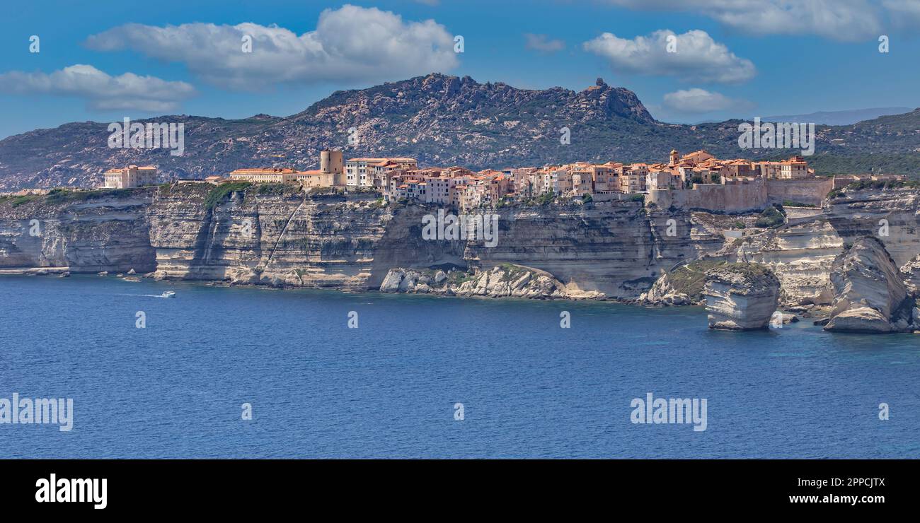 Bonifacio befindet sich auf den Klippen einer Kalkstein-Halbinsel, die ...