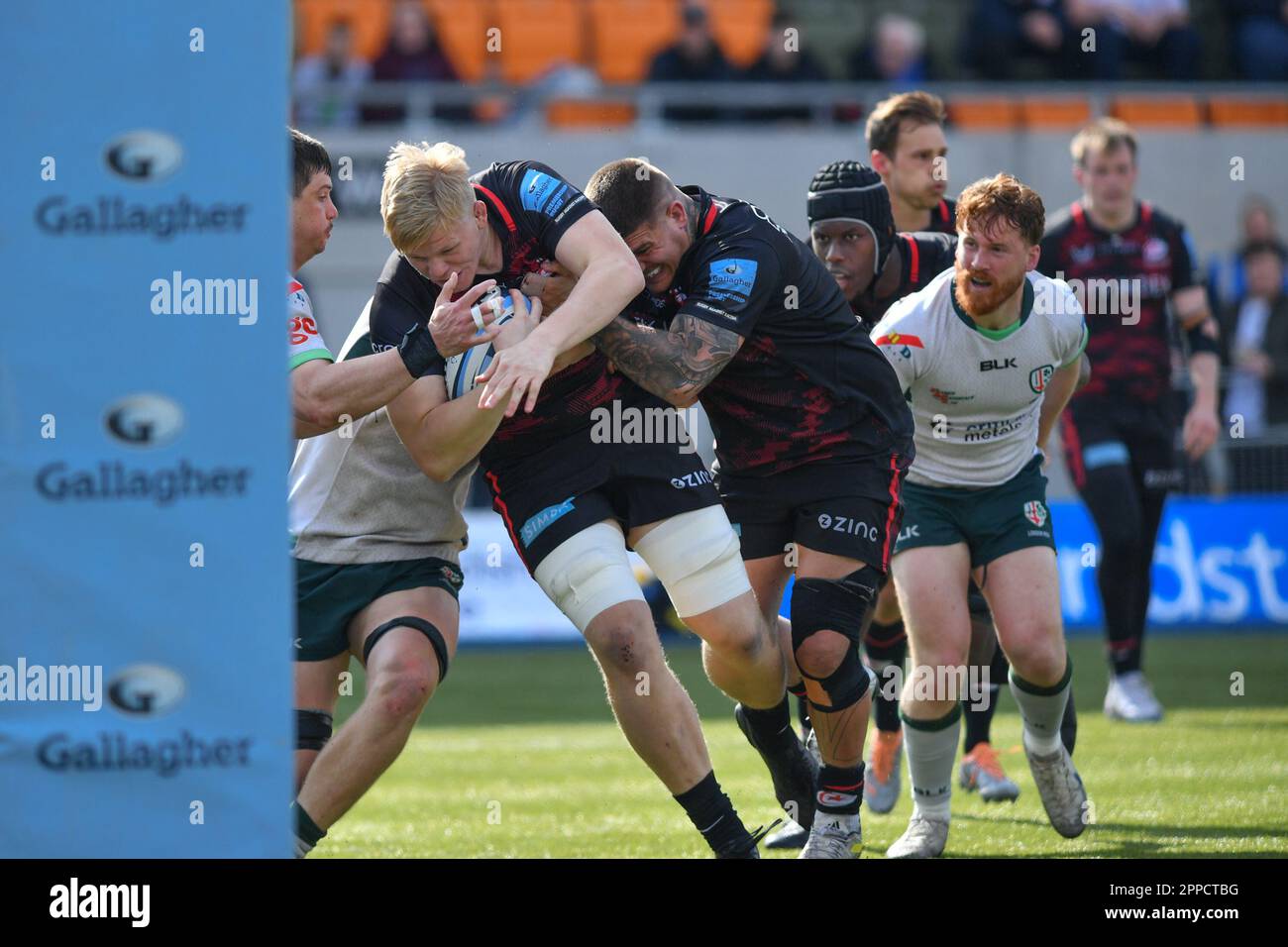 London, Großbritannien. 23. April 2023. Hugh Tizzard of Saracens drängt ...