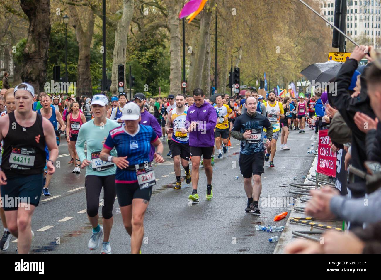 WESTMINSTER, LONDON - 23. April 2023: Teilnahme am London Marathon 2023 ...