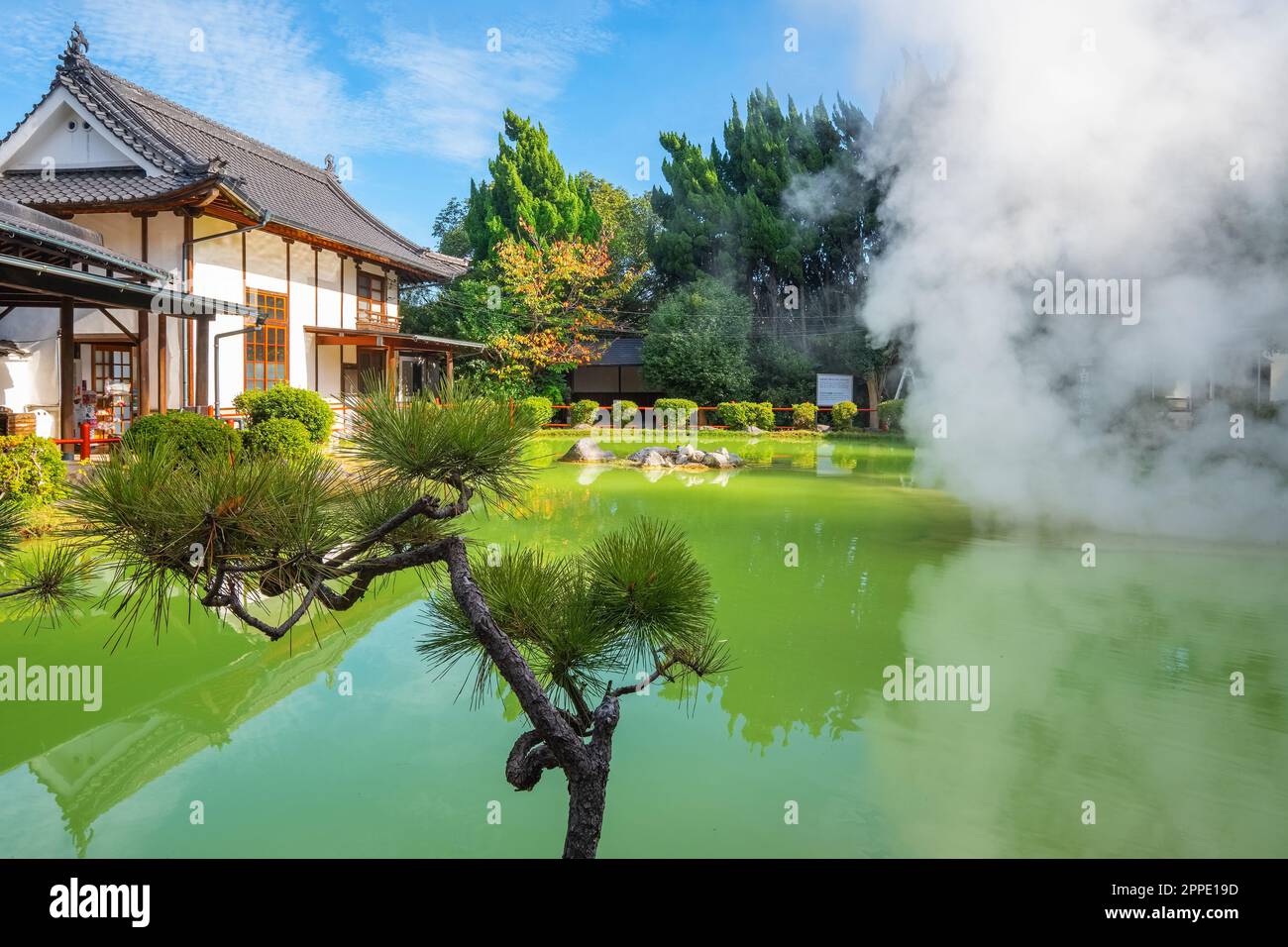 Beppu, Japan - Nov. 25 2022: Shiraike Jigoku Thermalquelle in Beppu ...