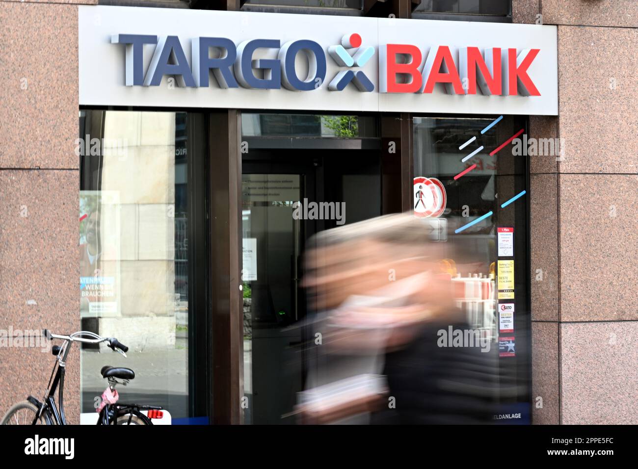 Düsseldorf, Deutschland. 21. April 2023. Passanten gehen vorbei an ...