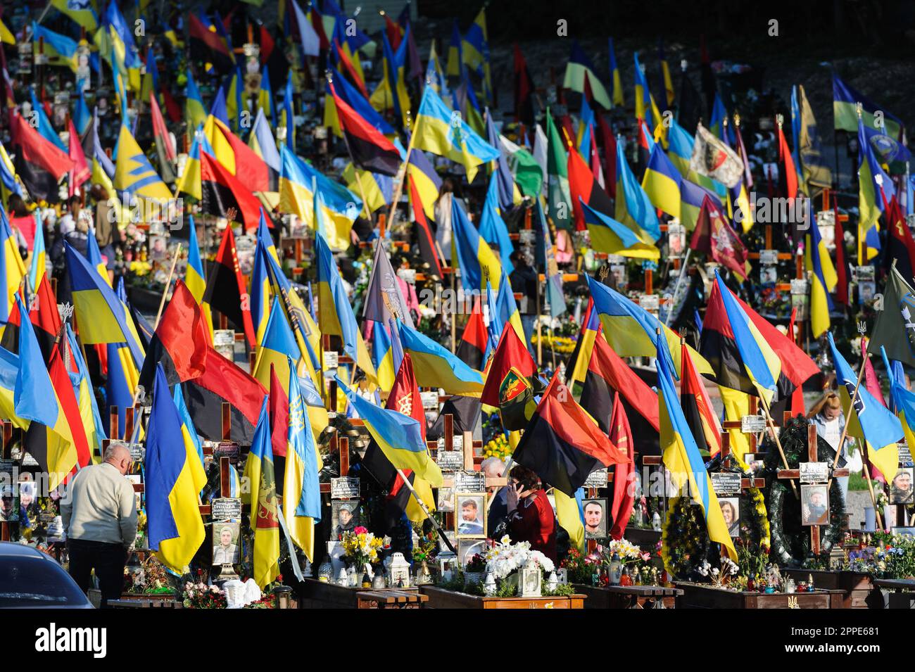 Lemberg, Ukraine. 23. April 2023. Die Menschen sahen inmitten von Flaggen, wie sie ihren Respekt ...